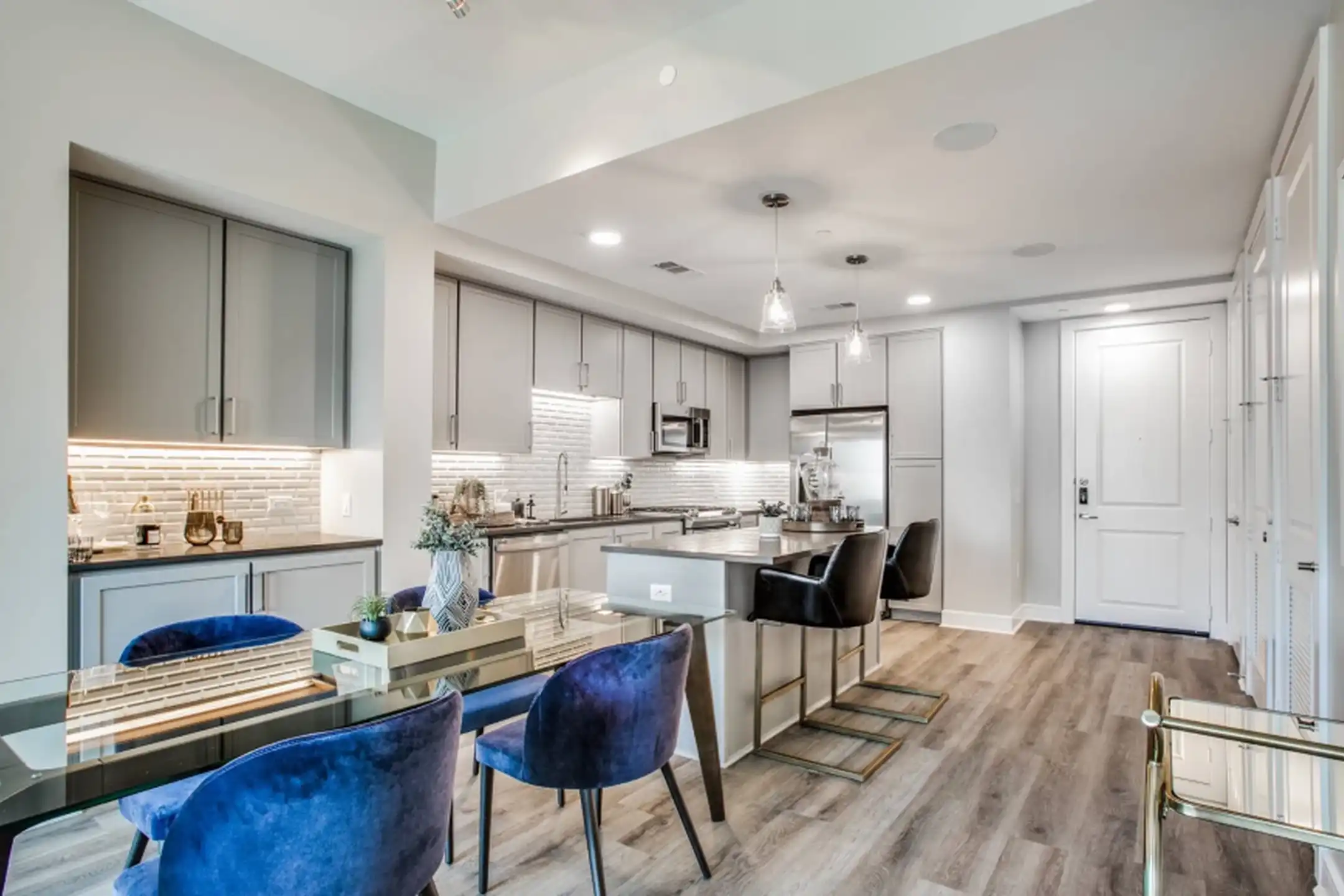 9759 Katy Fwy - Houston, TX 77024 | ApartmentGuide.com