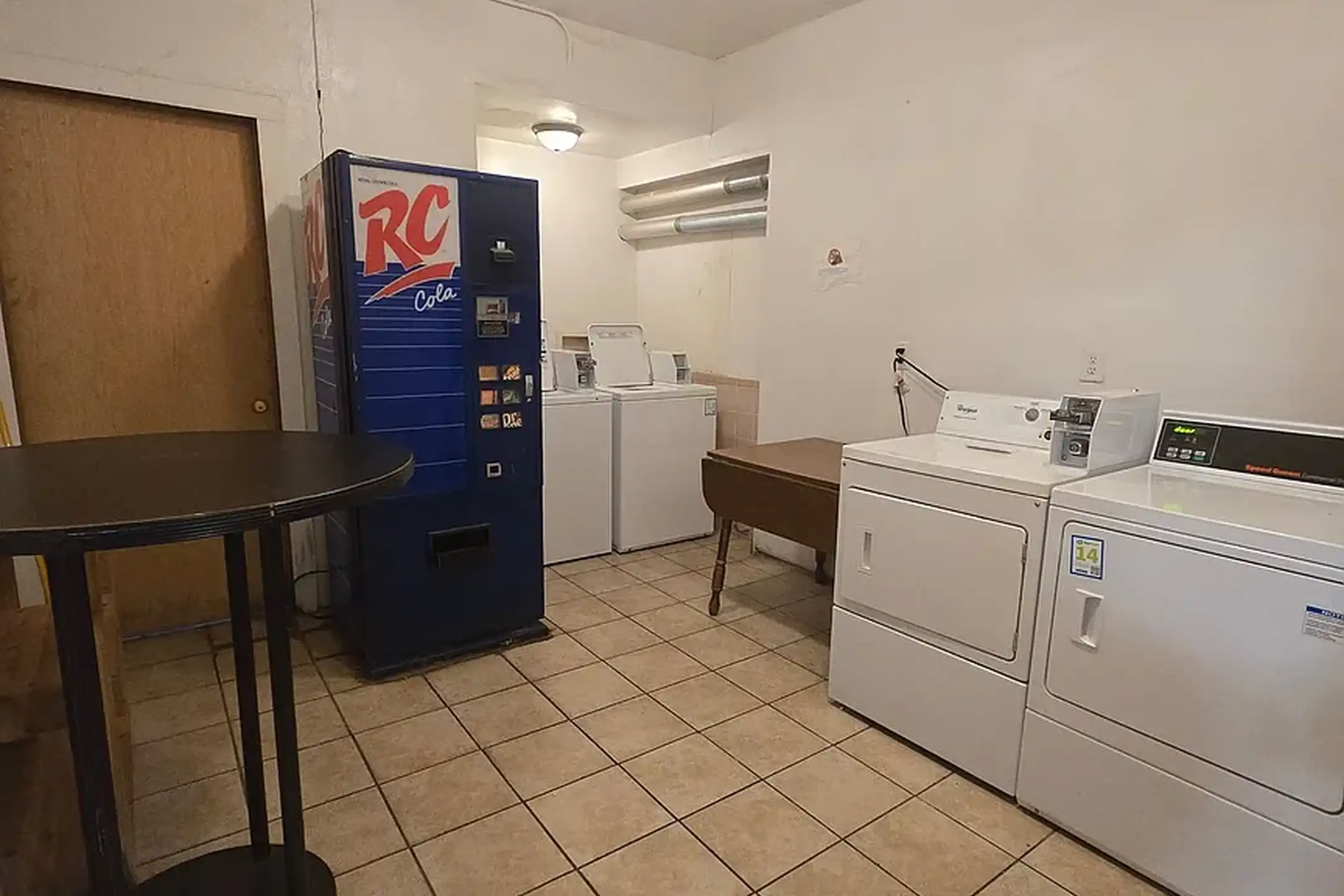 Whitestone Manor Apartments - Rockford, IL 61103 | ApartmentGuide.com