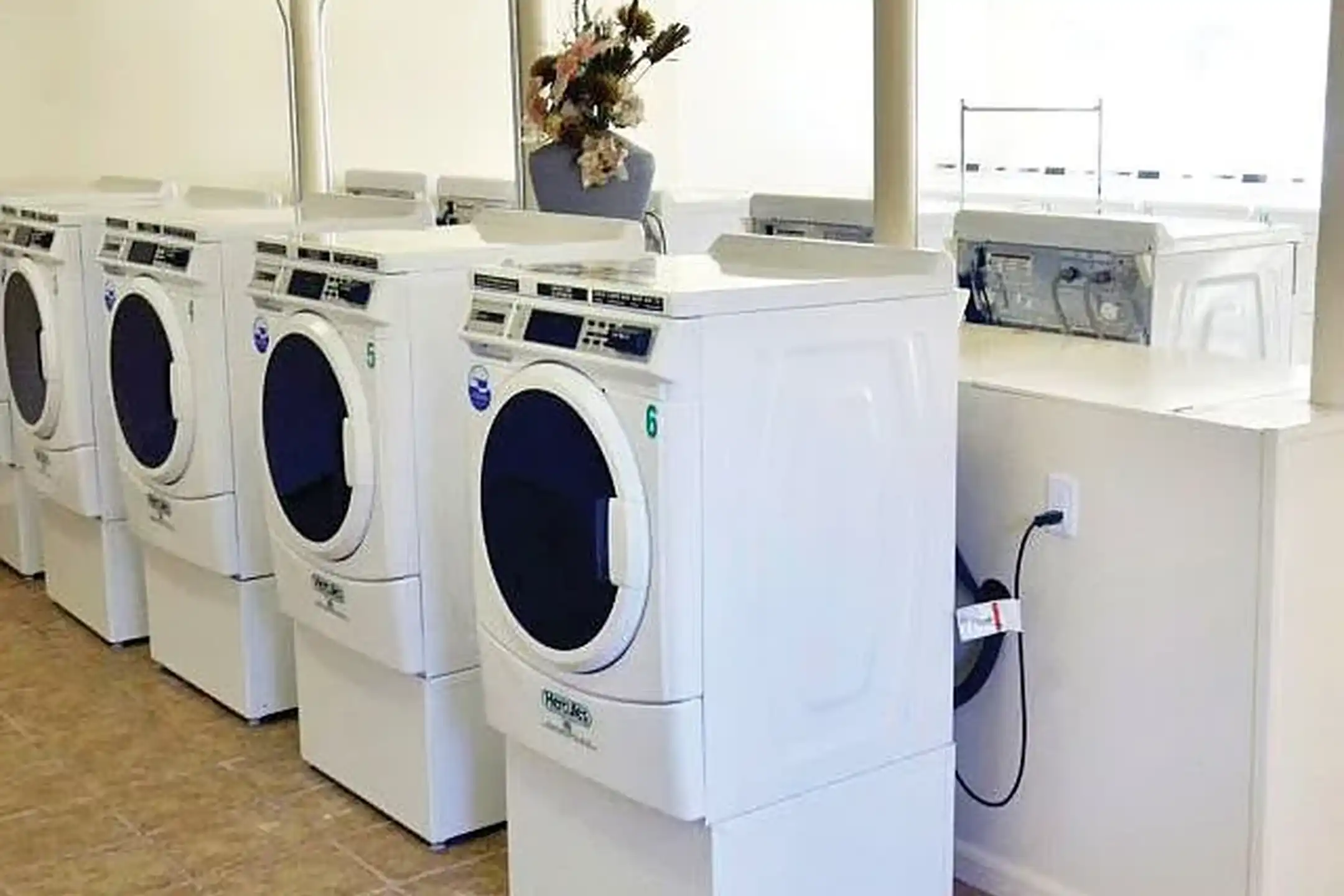Valley Manor Apartments - Edison, NJ 08817 | ApartmentGuide.com