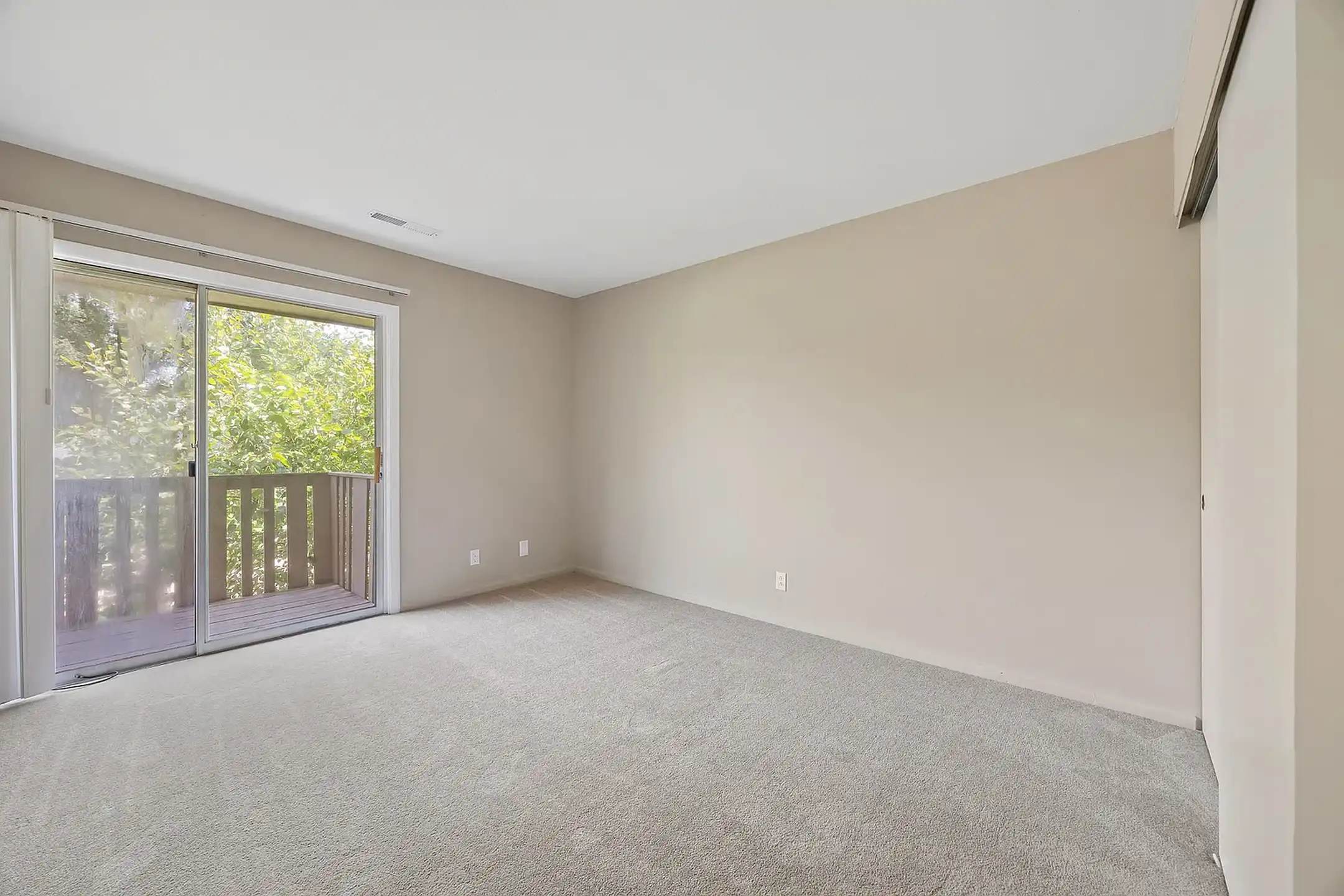 Spring Hill Apartments - Sleepy Hollow, IL 60118 | ApartmentGuide.com