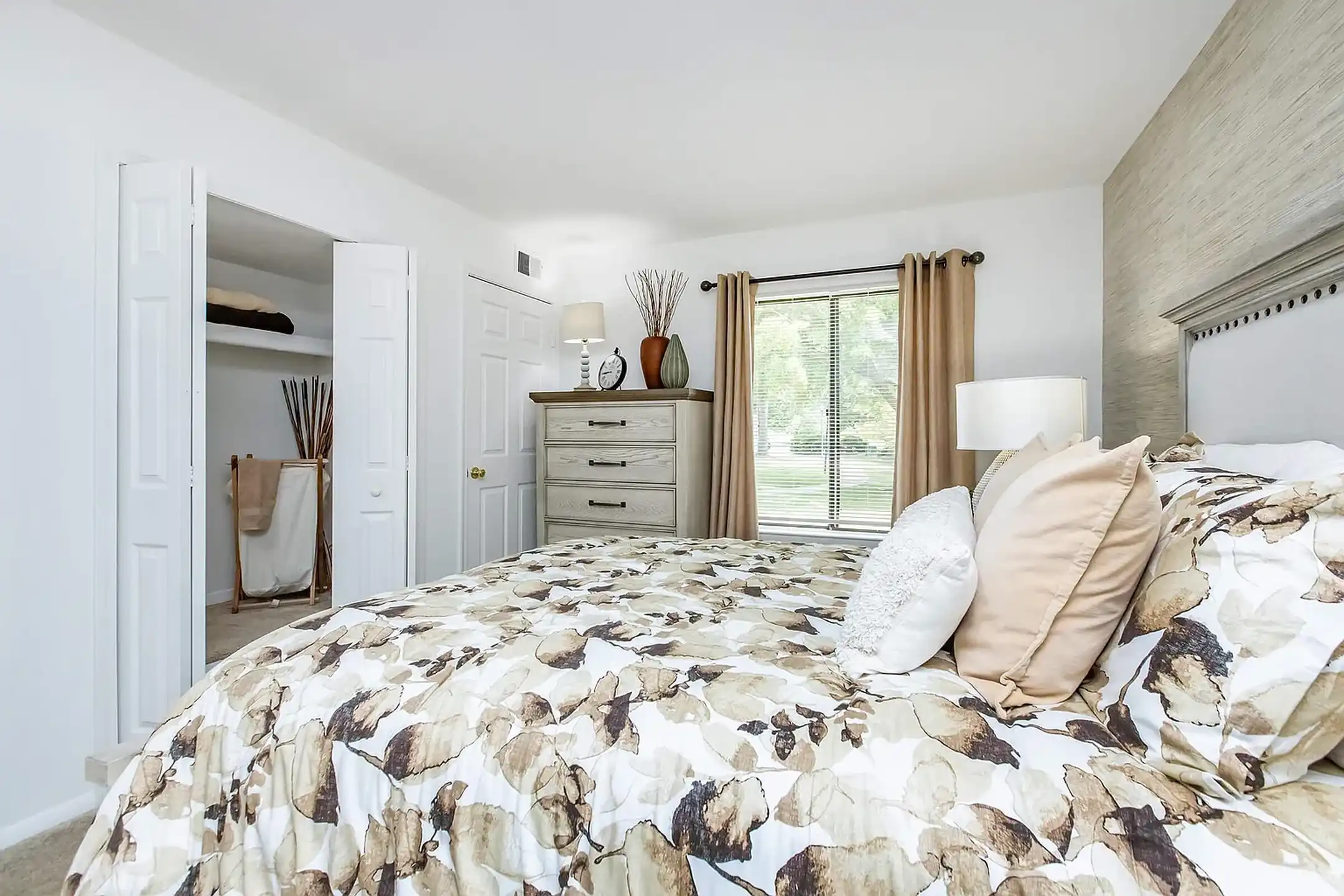 Foxridge Apartment Homes - Blacksburg, VA 24060 | ApartmentGuide.com