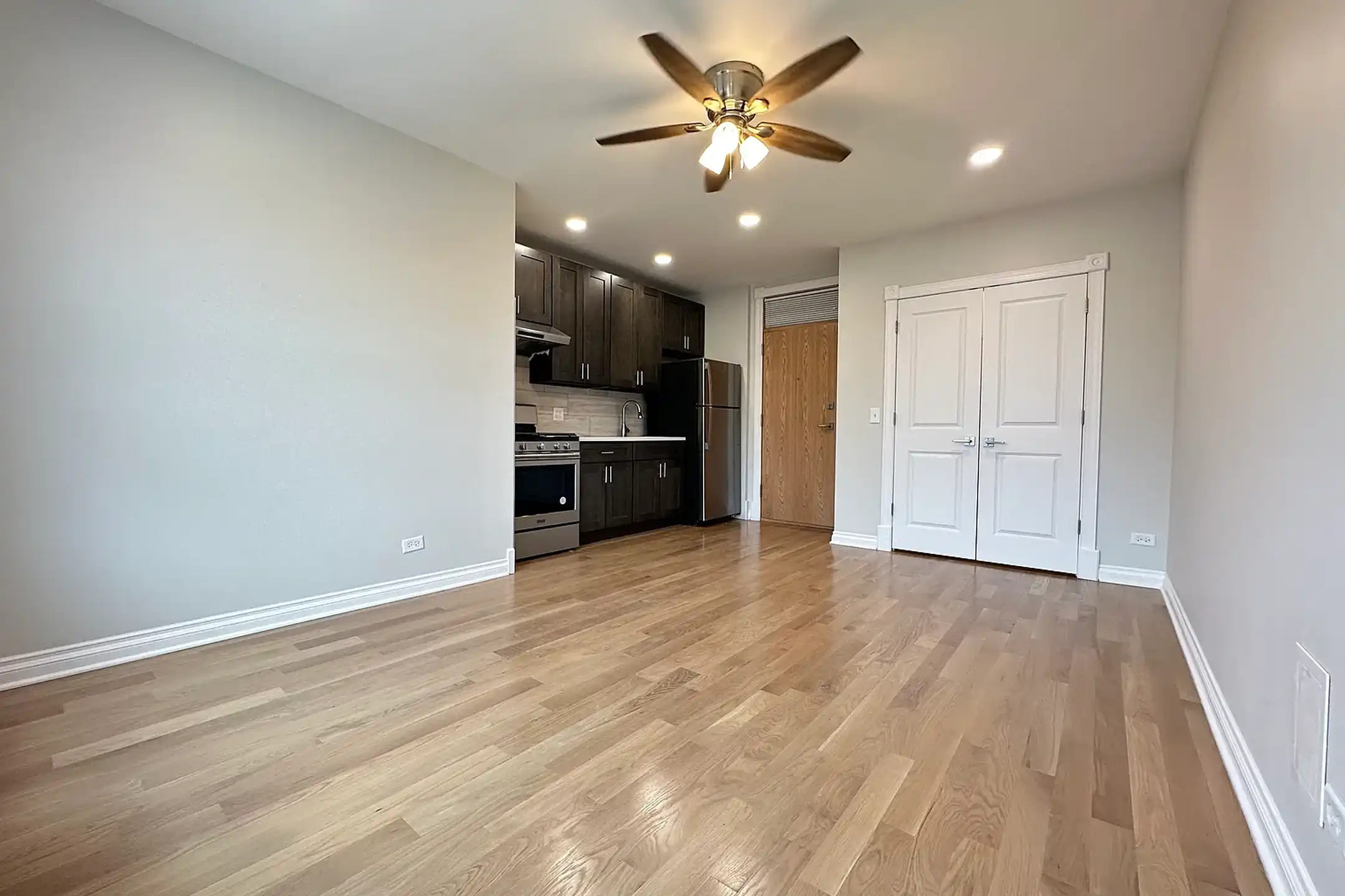 4552 N Clark Street - Chicago, IL 60640 | ApartmentGuide.com