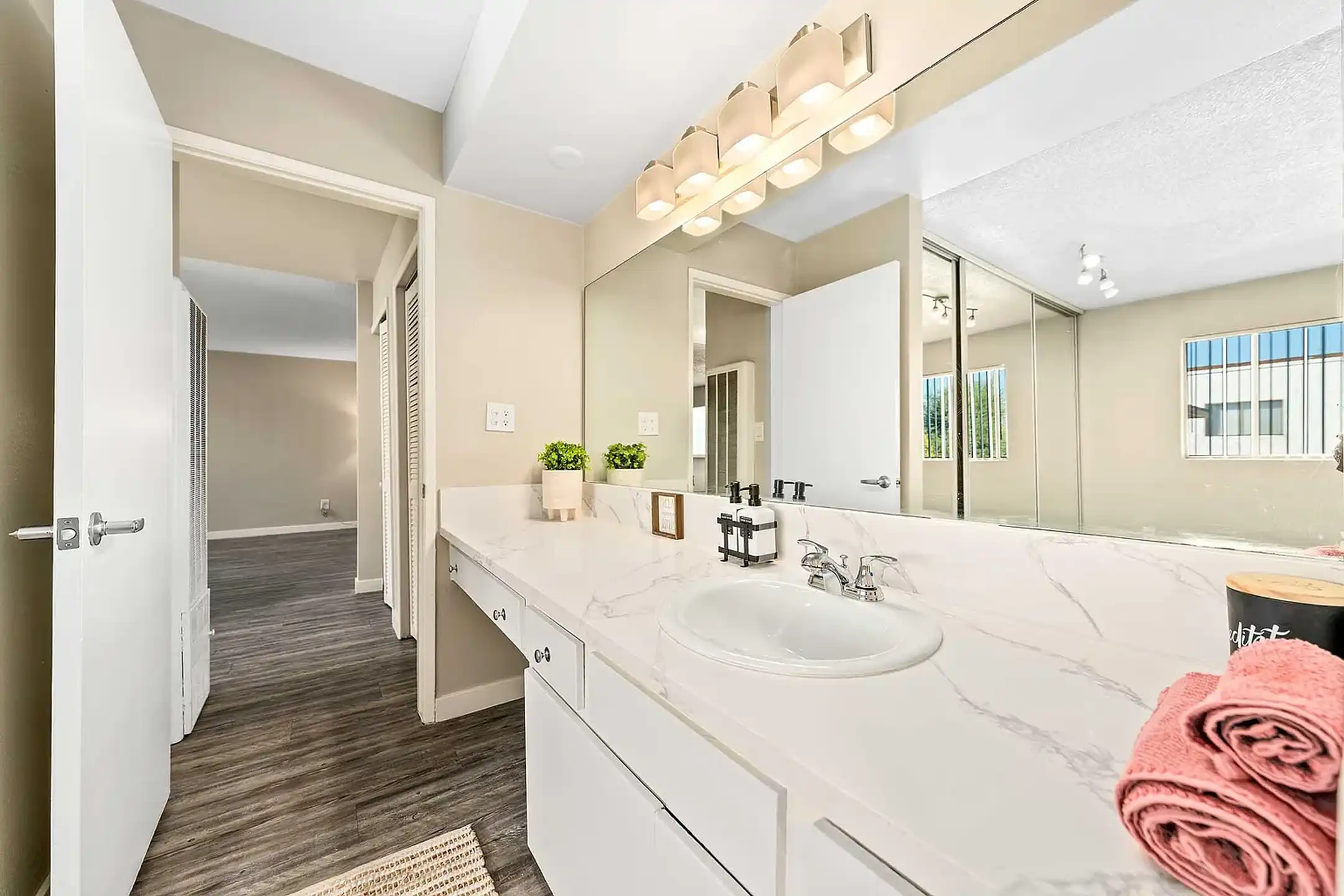 Summerview Beach Resort Luxury Apartments - Sherman Oaks, CA 91411 ...