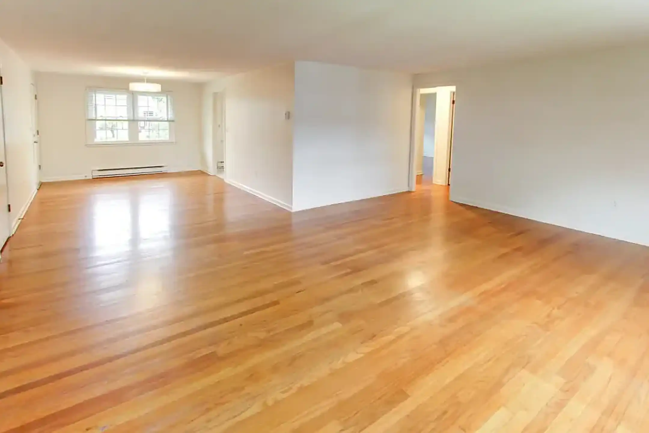 Suffield West Apartments - Suffield, CT 06078 | ApartmentGuide.com