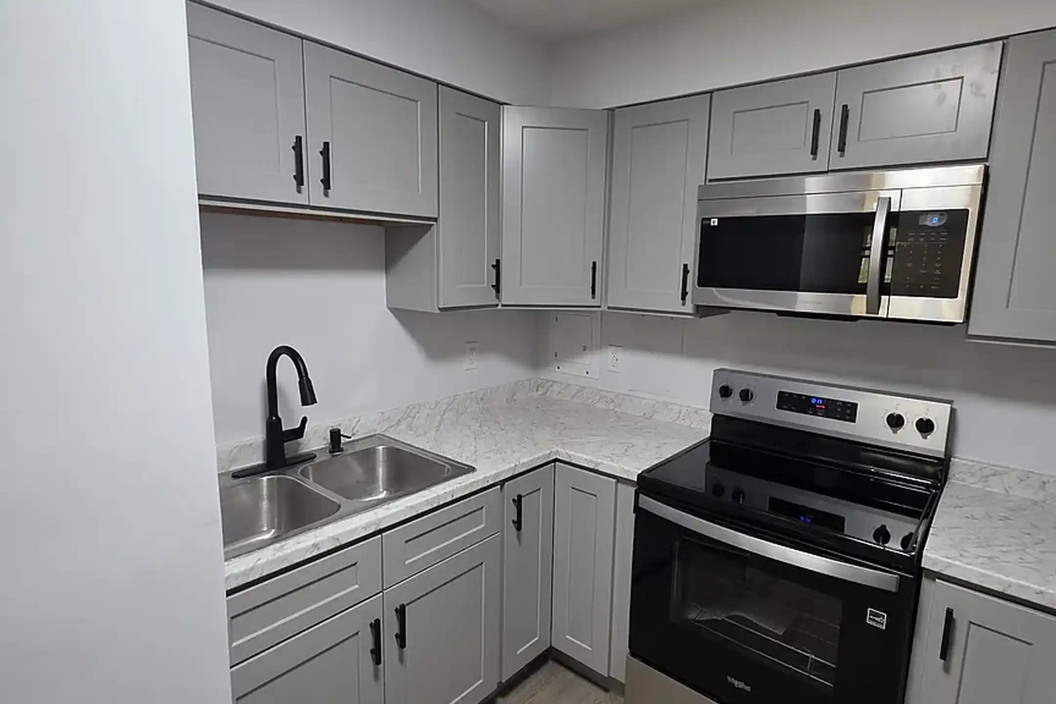 Riverside Apartments - Rockford, IL 61103 | ApartmentGuide.com