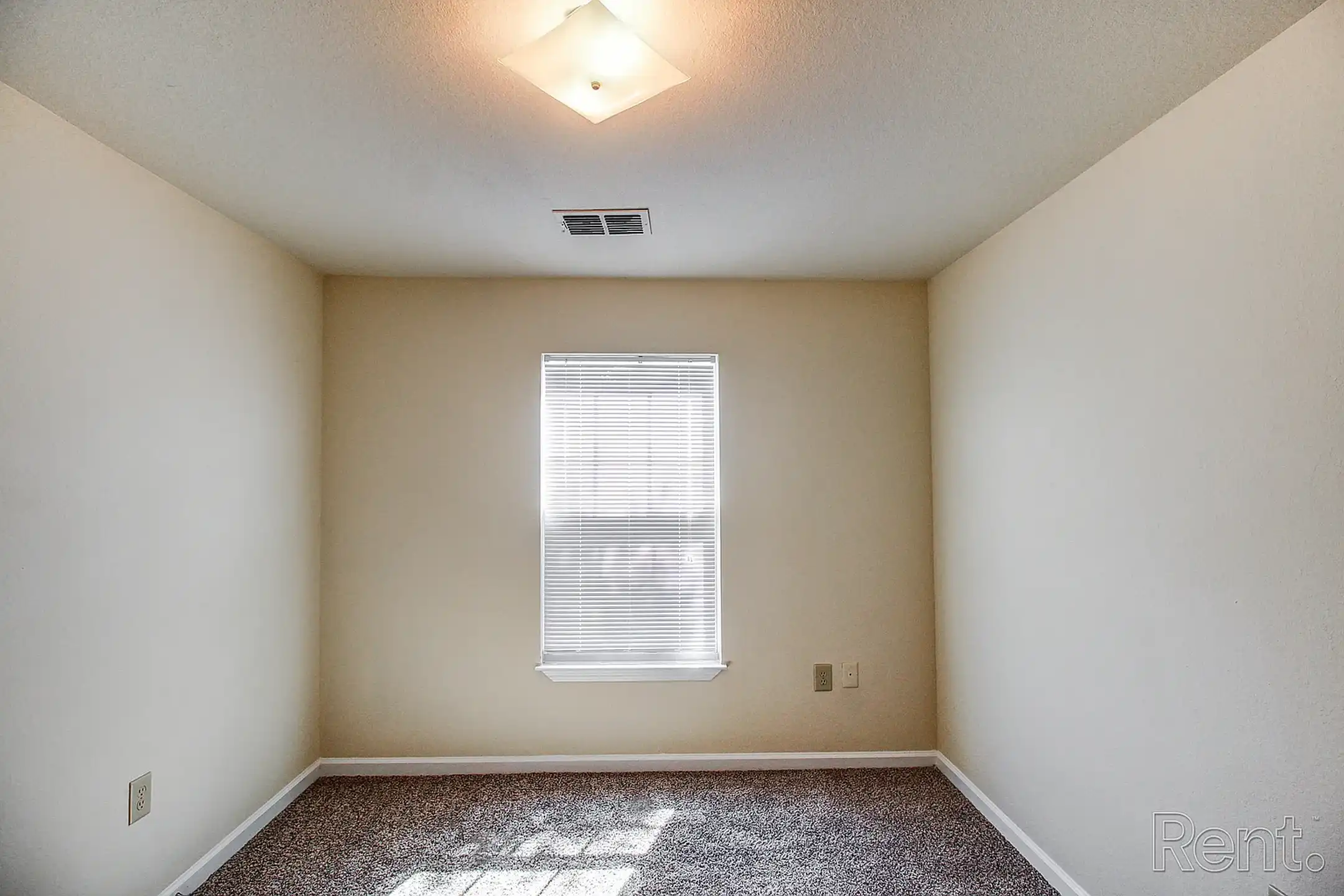 Hallmark at Oak Ridge Apartments - Oak Ridge, TN 37830 | ApartmentGuide.com