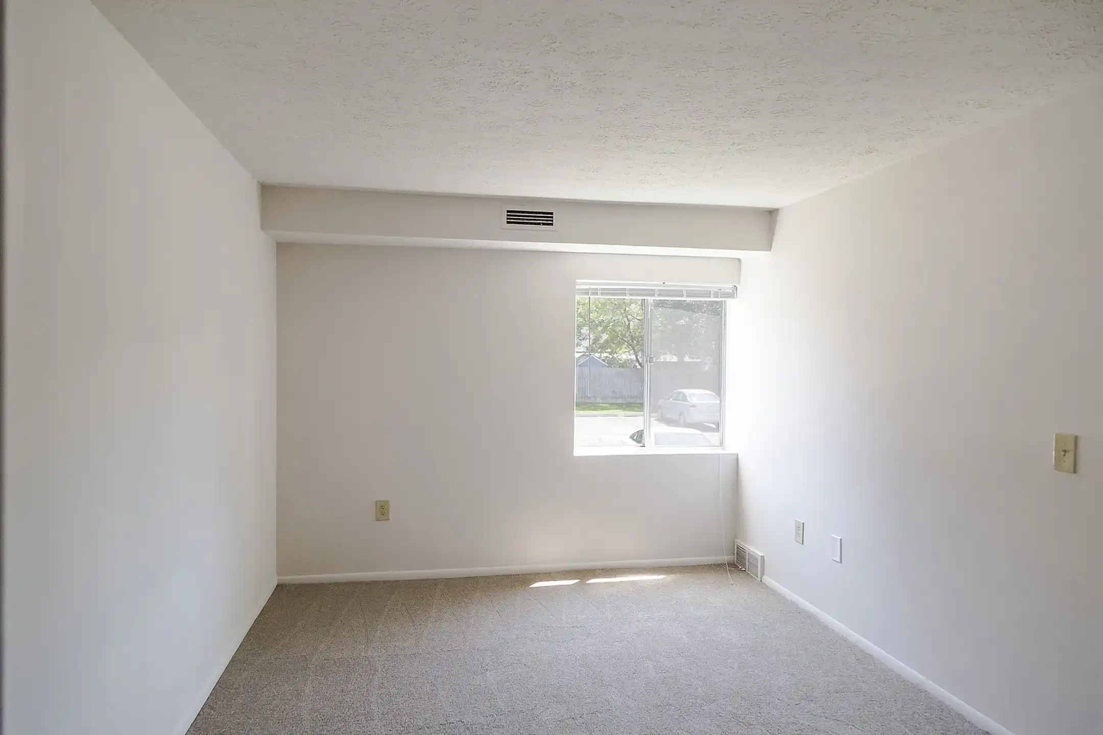 Hummingbird Pointe & The Gardens - Parma, OH 44129 | ApartmentGuide.com