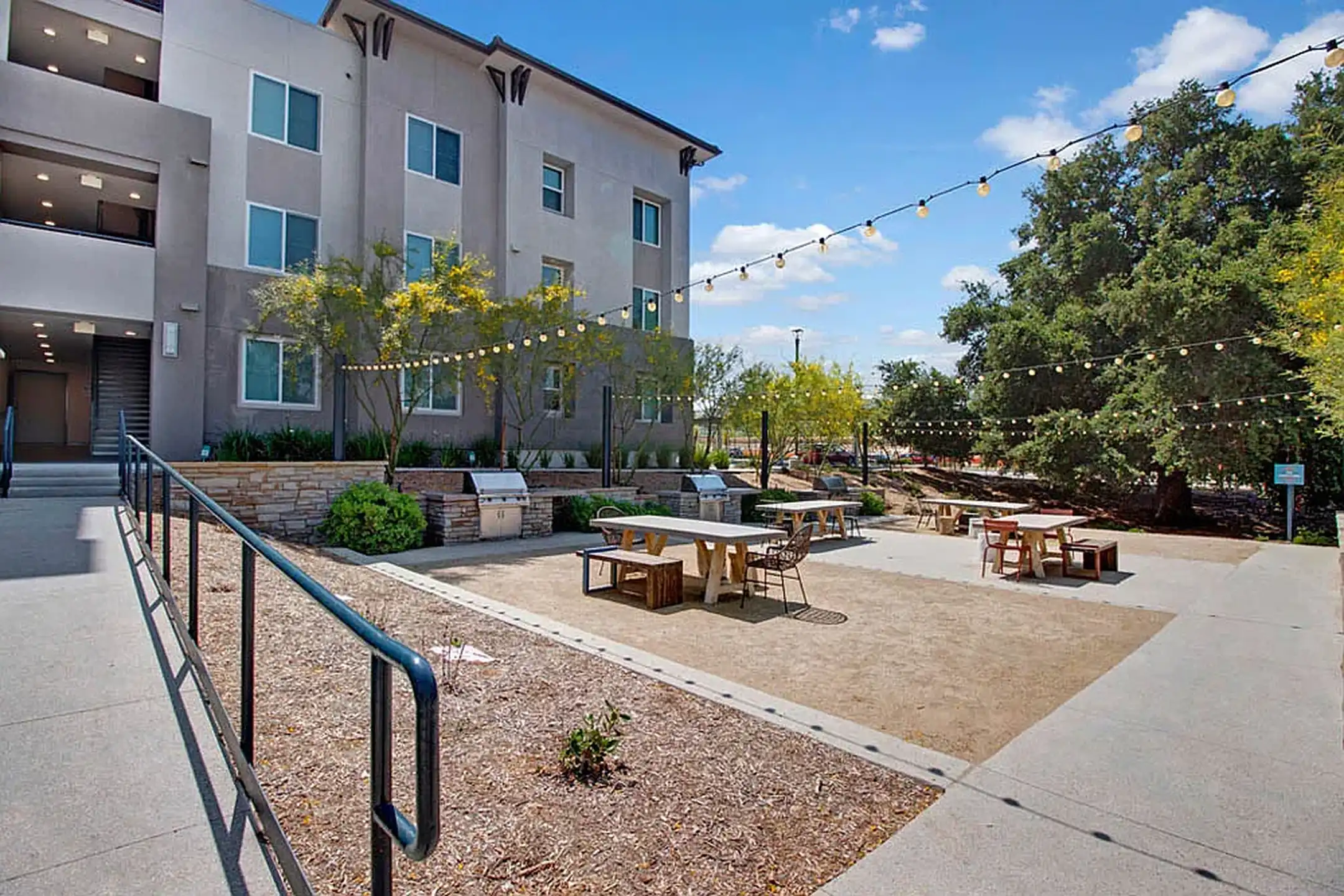 Array Vista Canyon - Santa Clarita, CA 91387 | ApartmentGuide.com