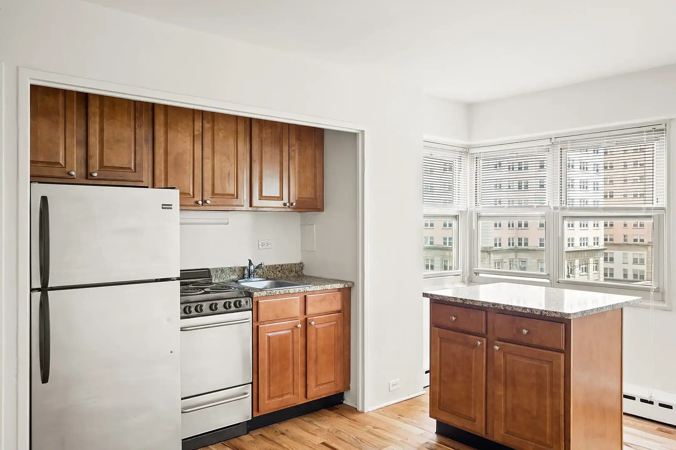 5630 N. Sheridan Rd. - Chicago, IL 60660 | ApartmentGuide.com