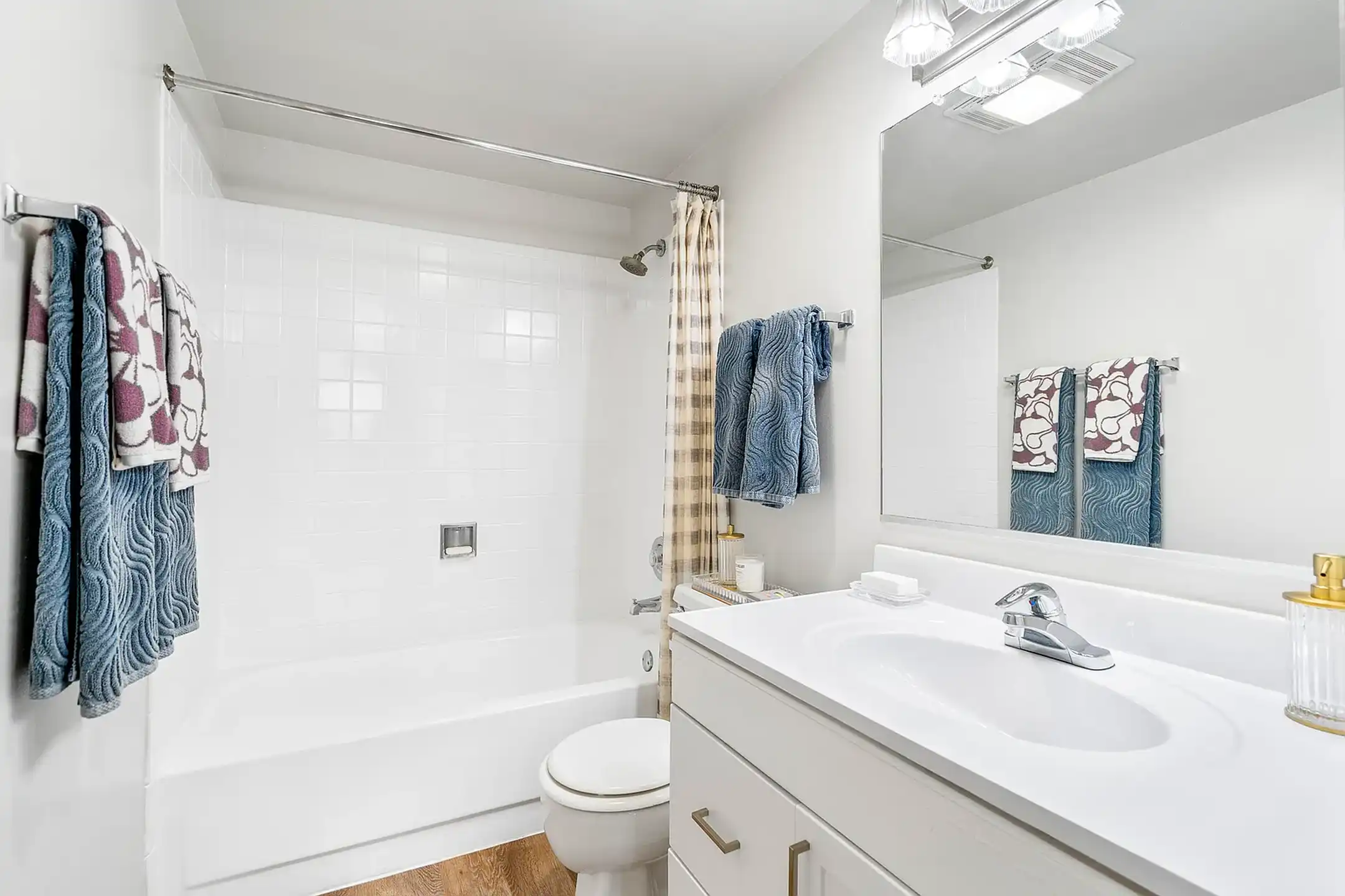 Residences at Lakeside - Lombard, IL 60148 | ApartmentGuide.com