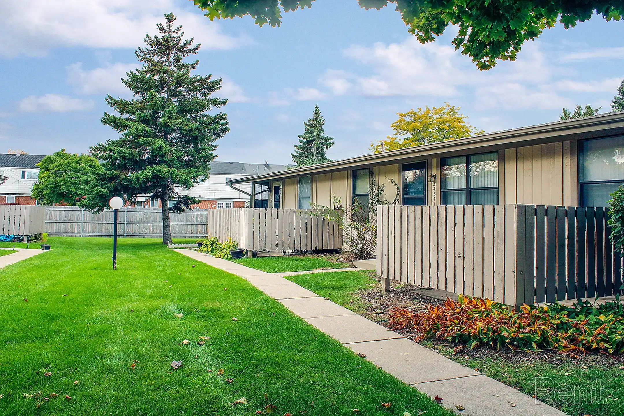 Heathmoore Apartments - Clinton Township, MI 48035 | ApartmentGuide.com