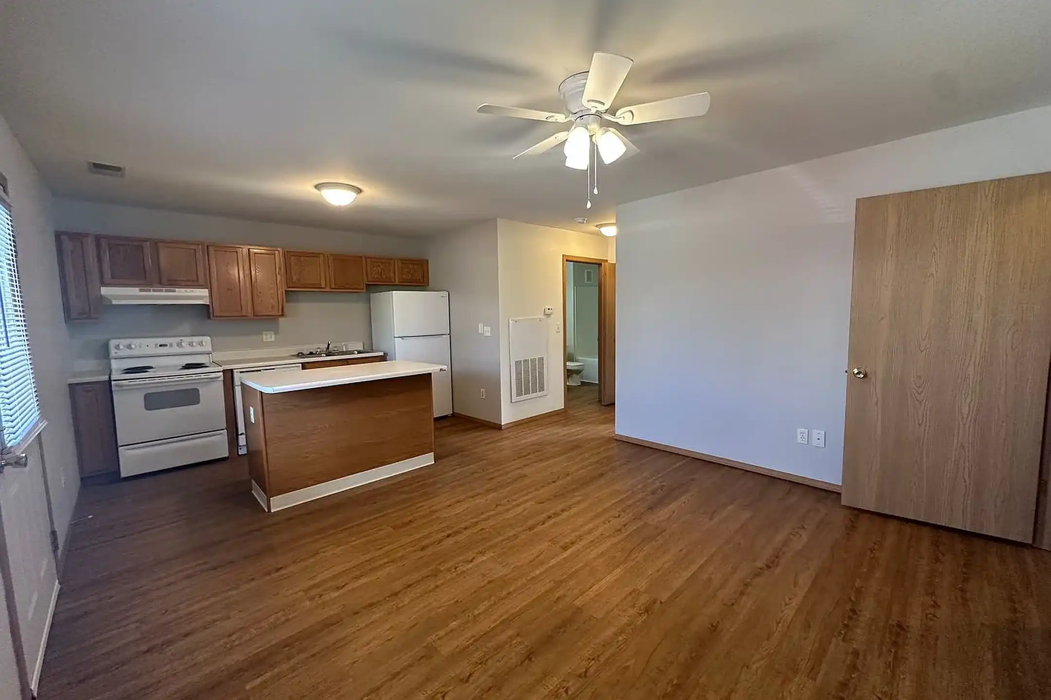 Main & Veterans Crossing - Bloomington, IL 61701 | ApartmentGuide.com