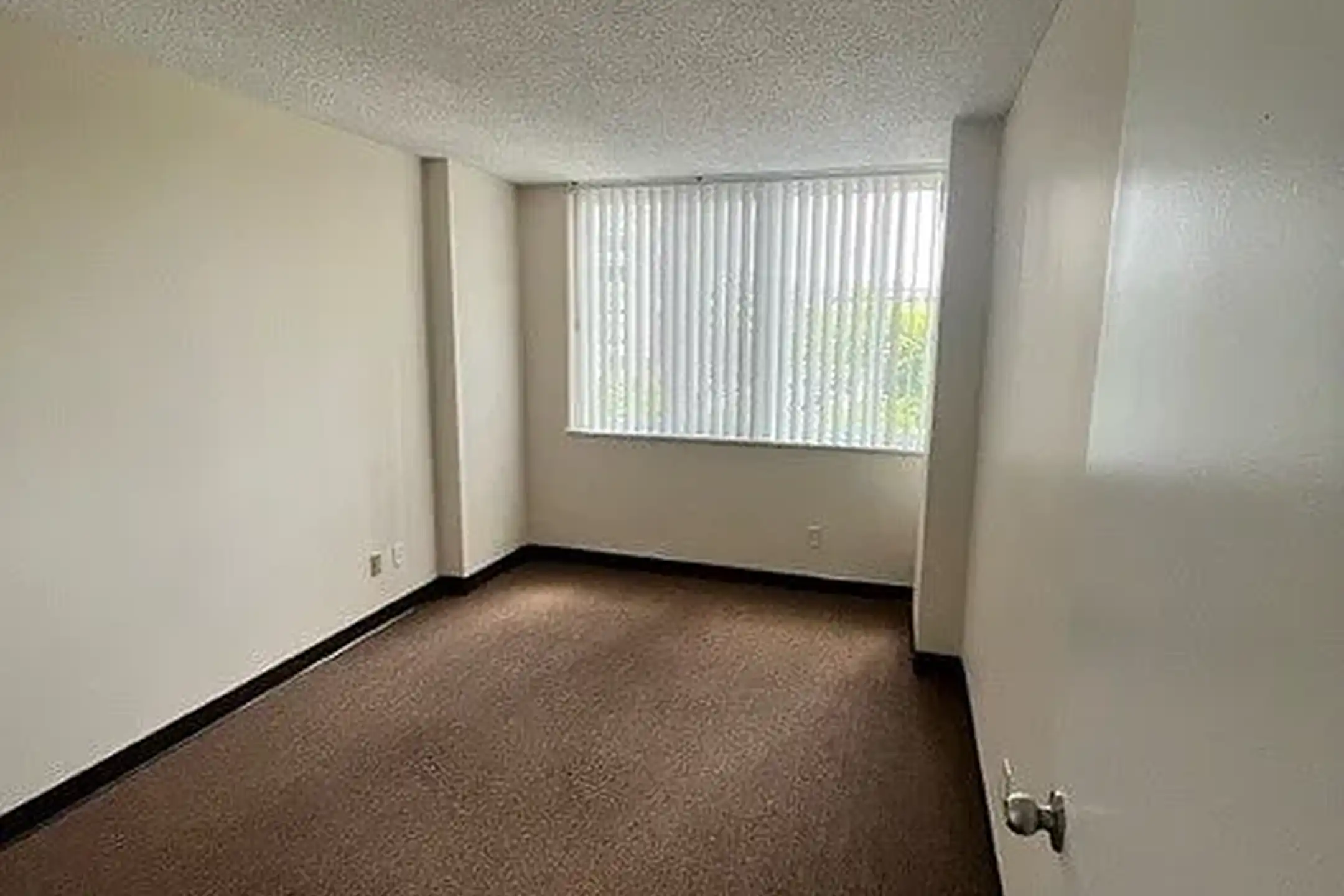 VIRGINIA TOWERS APARTMENTS - Towson, MD 21286 | ApartmentGuide.com