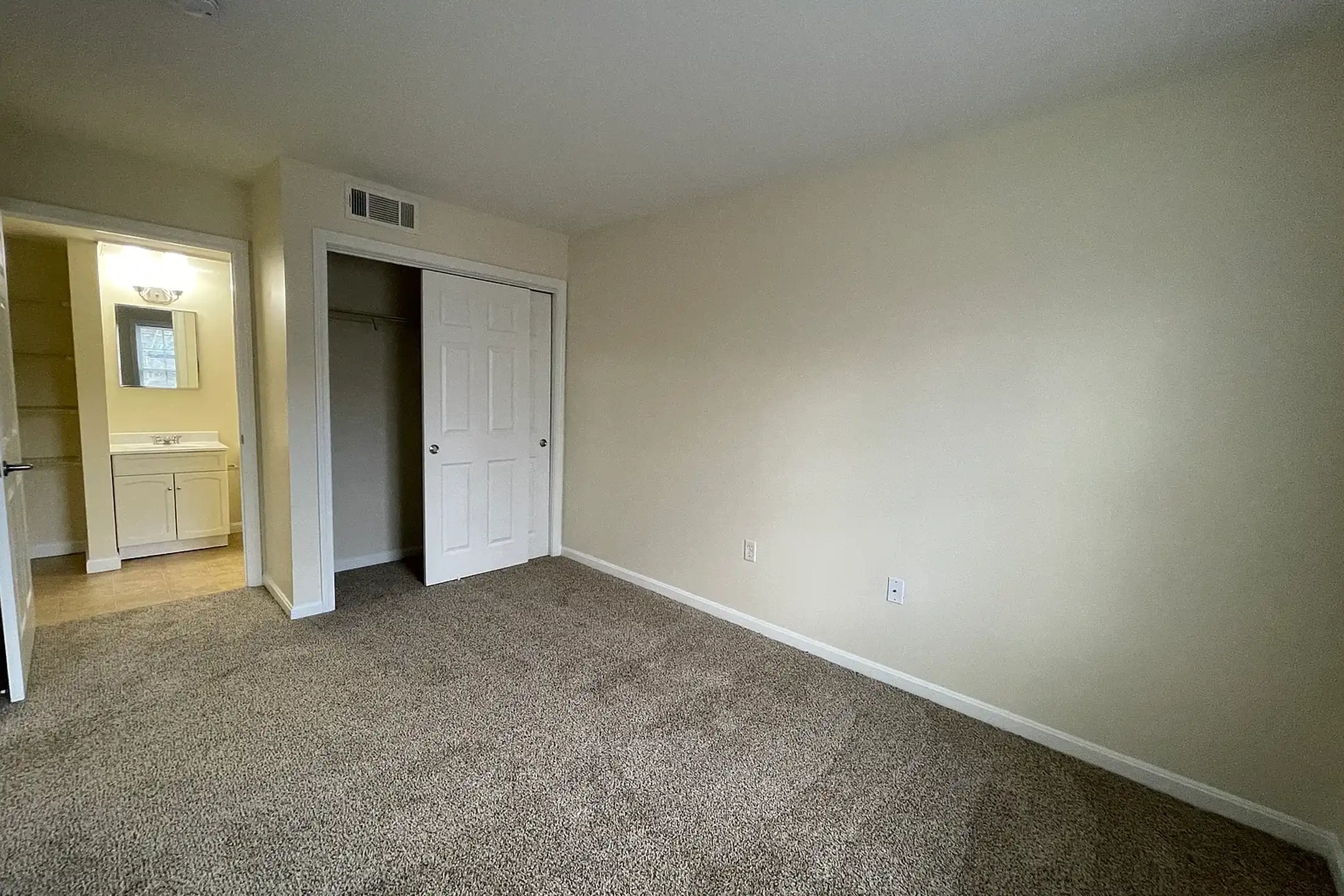Redstone Apartments - Manchester, NH 03104 | ApartmentGuide.com