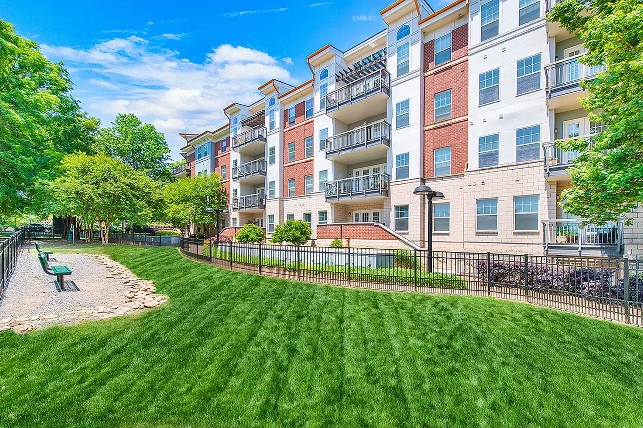MAA Enclave - Charlotte, NC 28202 | ApartmentGuide.com