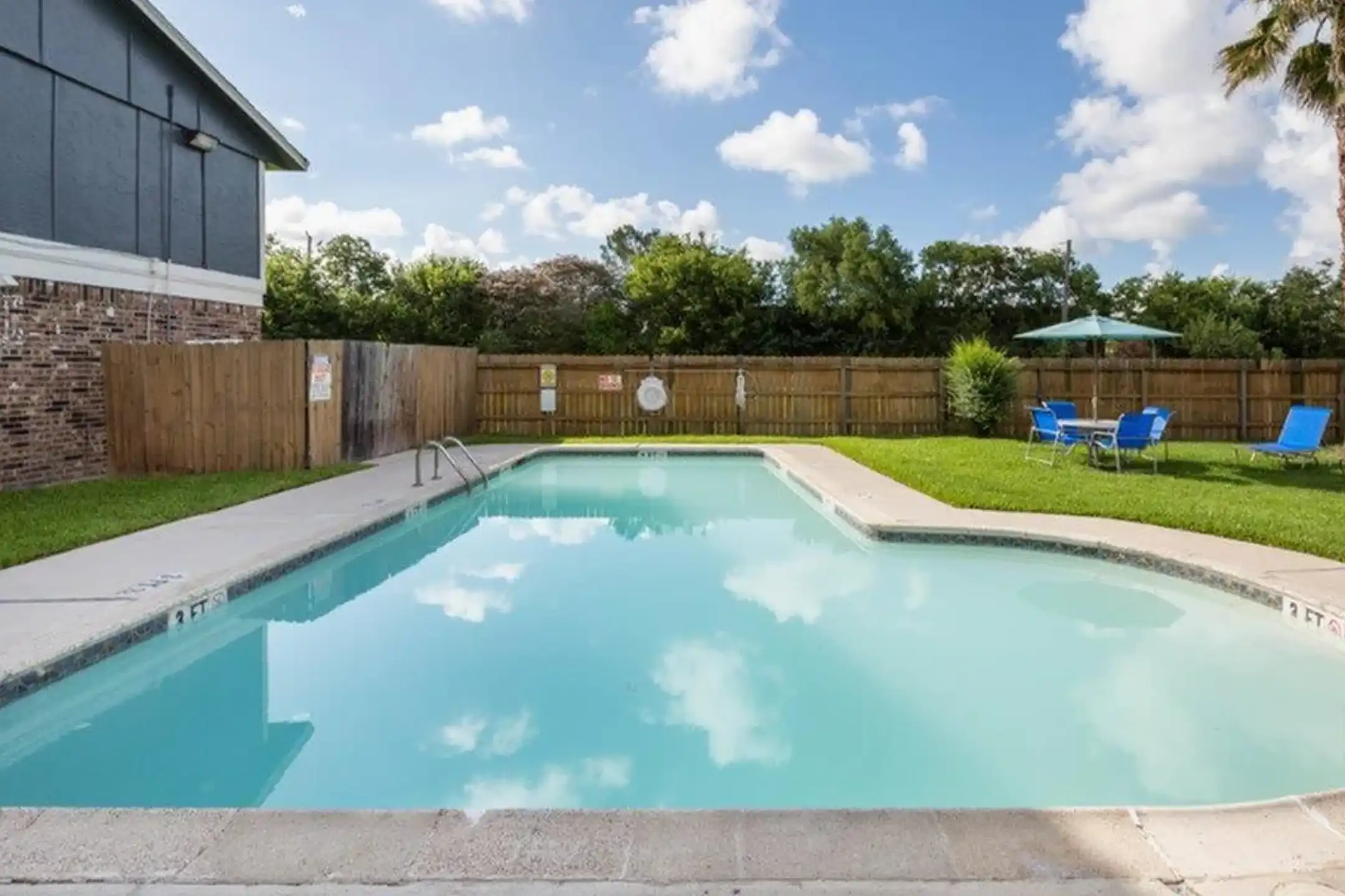 Barringer Square - Webster, TX 77598 | ApartmentGuide.com