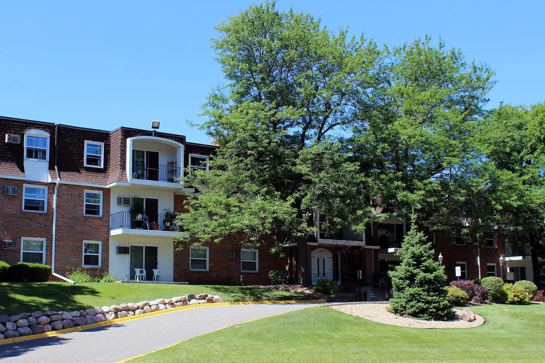 Chateau Apartments - West Saint Paul, MN 55118 | ApartmentGuide.com