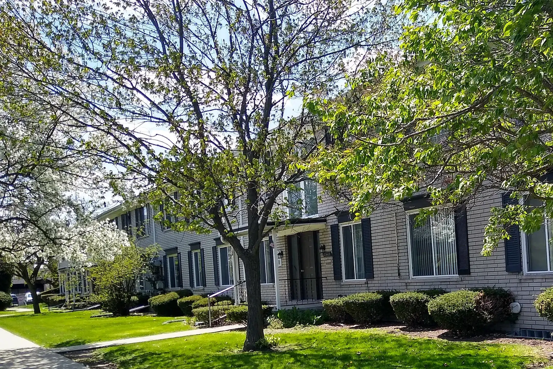 Cambridge Square - Southfield, MI 48076 | ApartmentGuide.com
