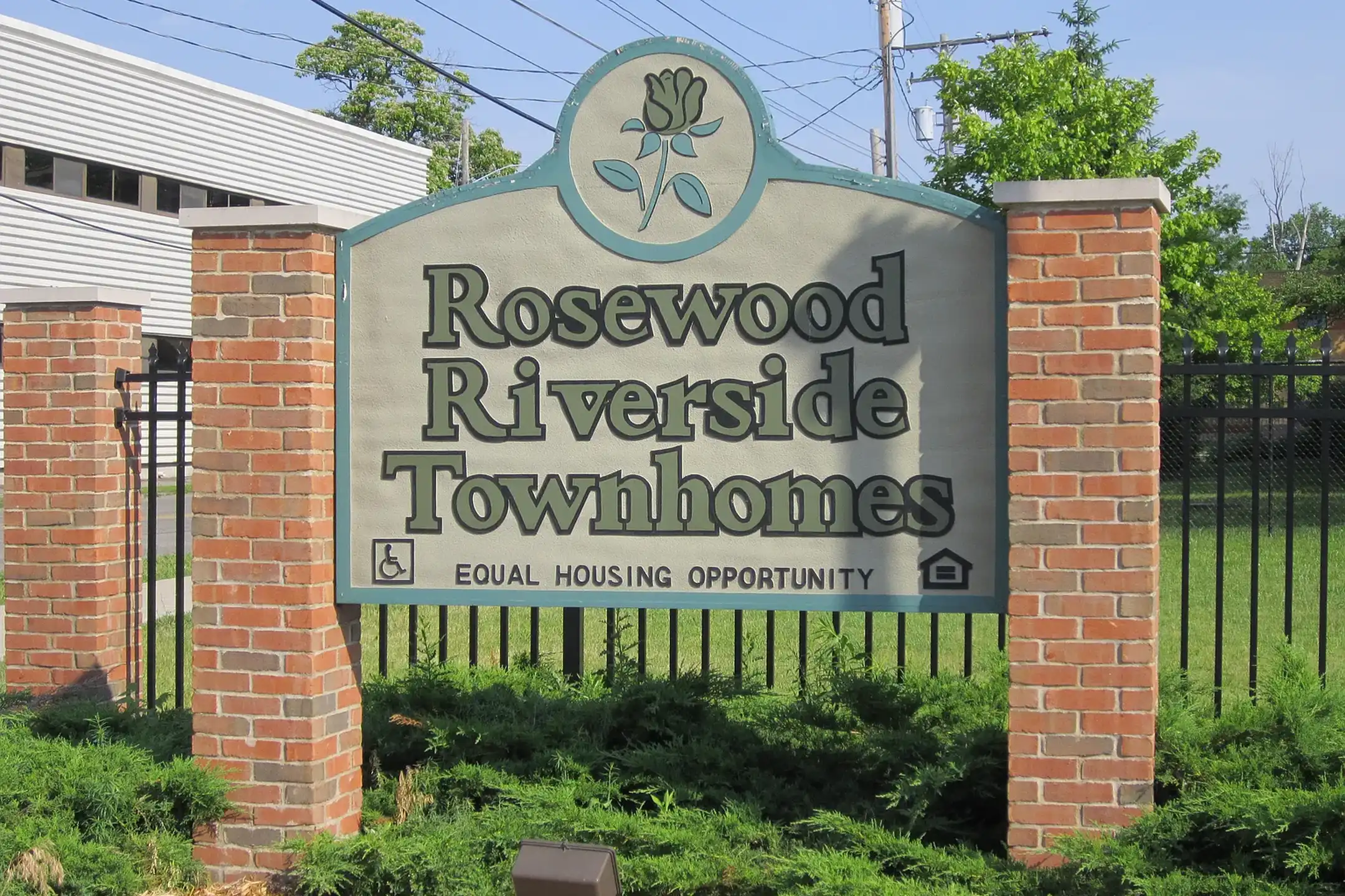 Rosewood Riverside - Flint, MI 48503 | ApartmentGuide.com