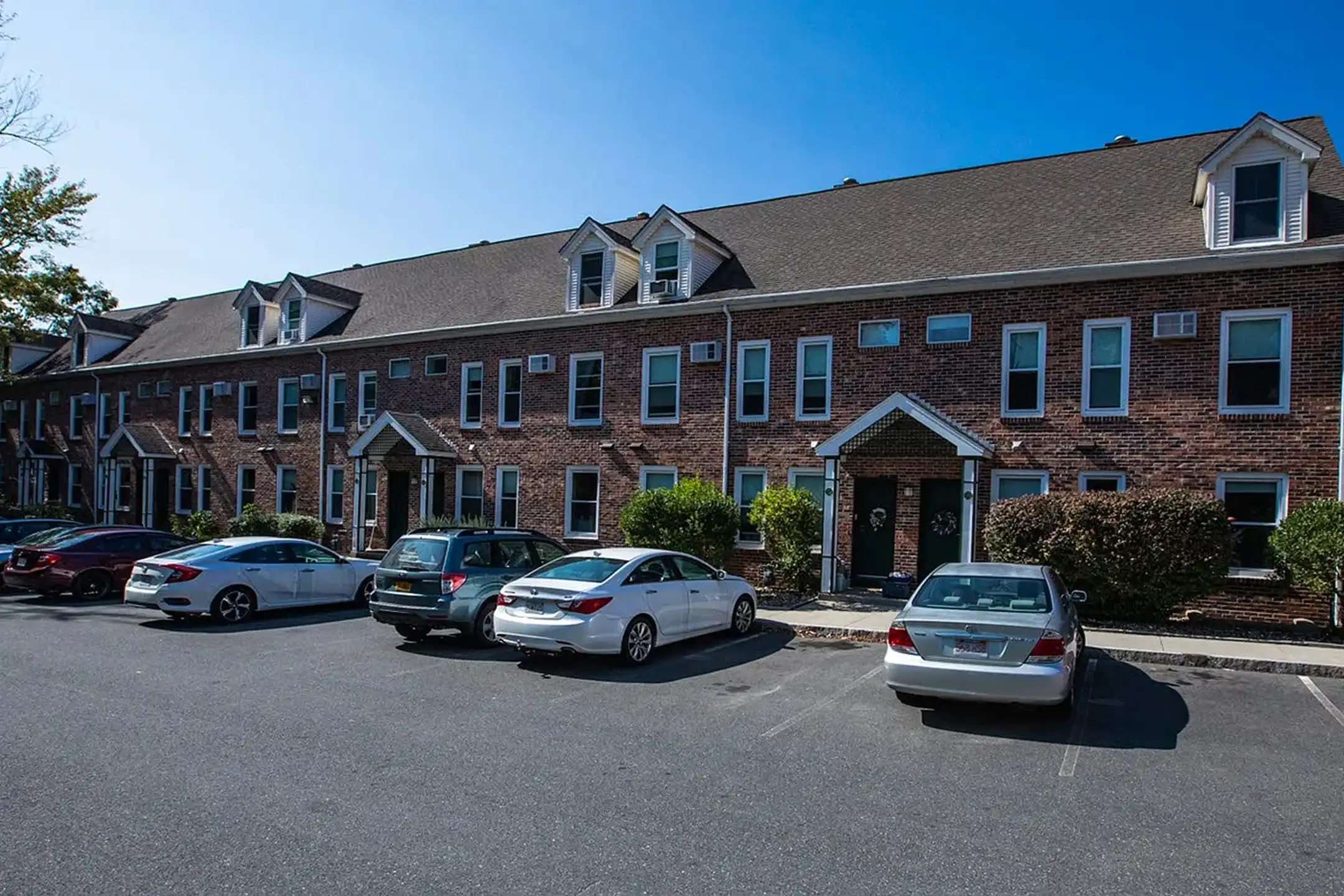 Hampton Court Apartments - Northampton, MA 01060 | ApartmentGuide.com