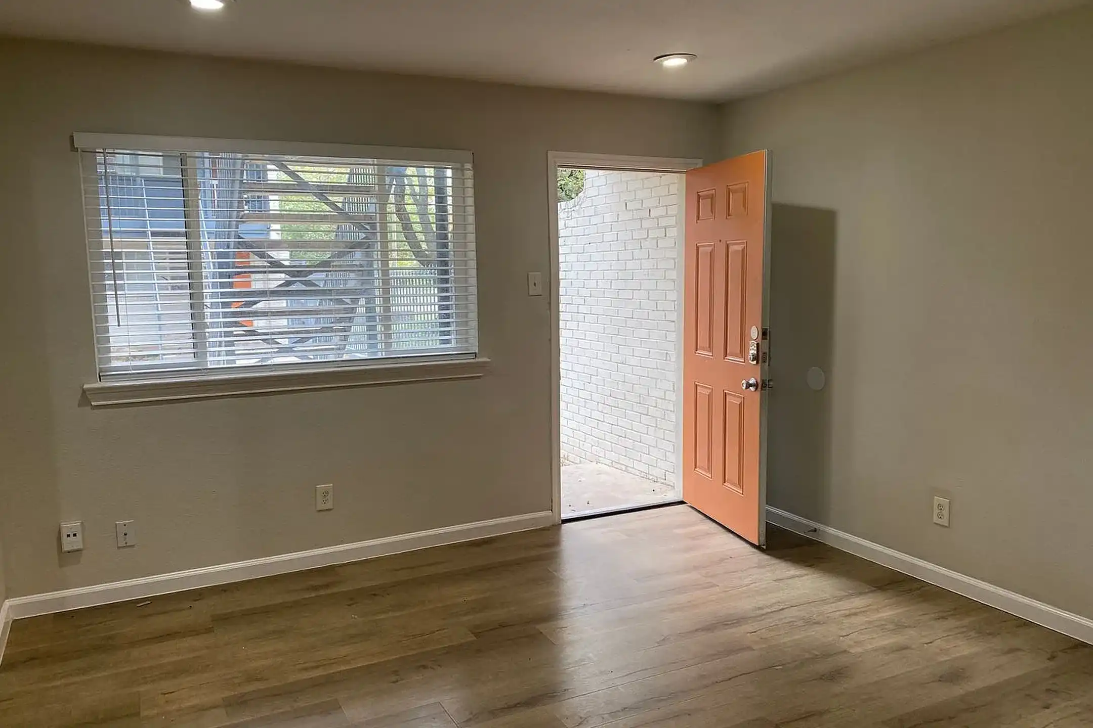Reiger Park Apartments - Dallas, TX 75246 | ApartmentGuide.com