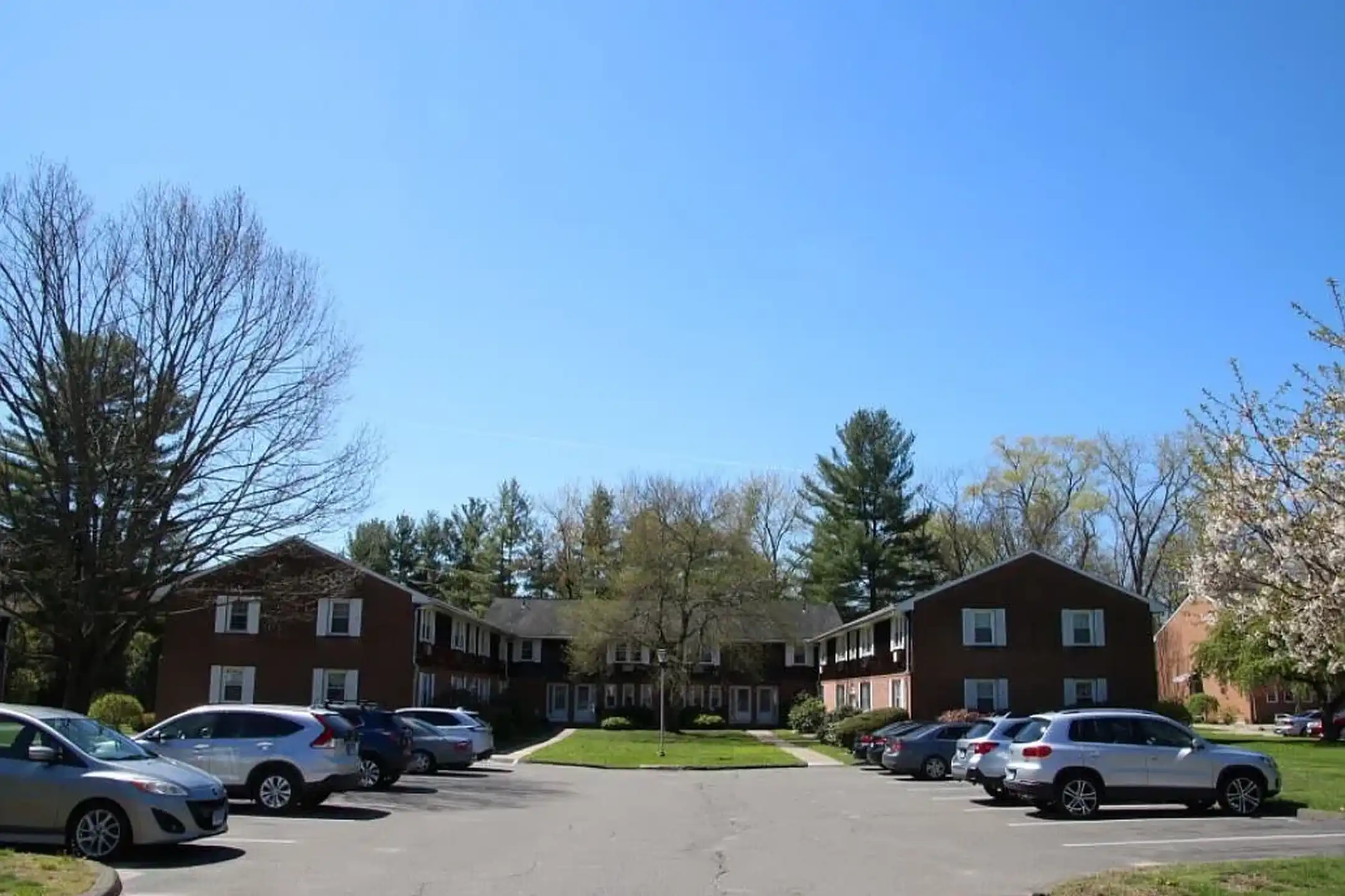 Suffield West Apartments - Suffield, CT 06078 | ApartmentGuide.com