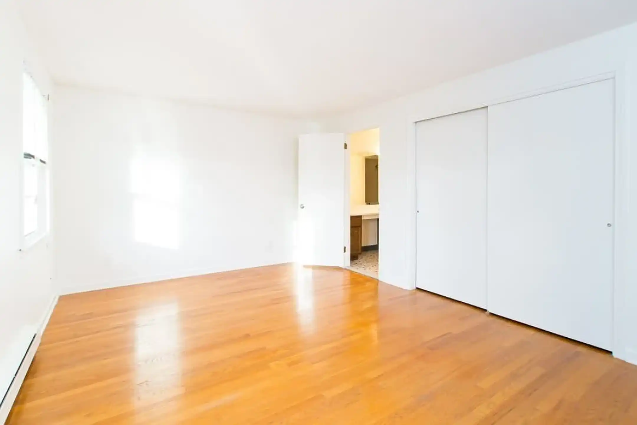 Suffield West Apartments - Suffield, CT 06078 | ApartmentGuide.com