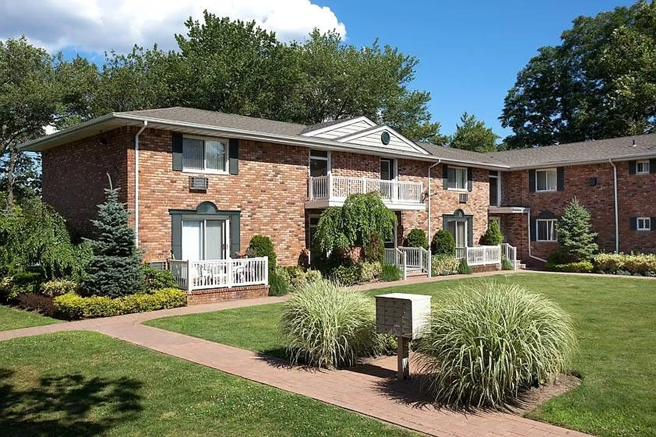 Fairfield Oaks - Babylon, NY 11704 | ApartmentGuide.com