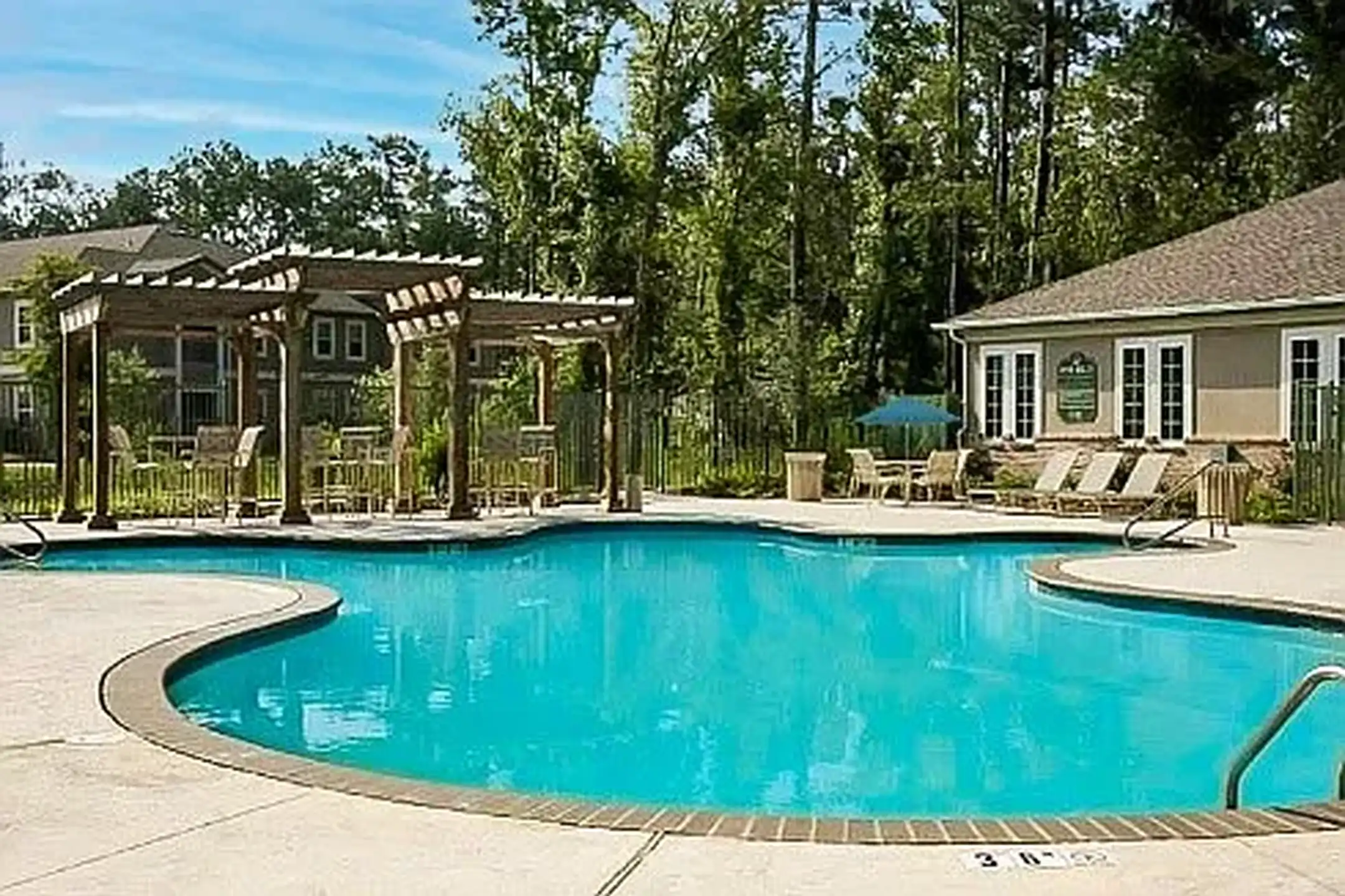 Pine Crest Apartments - Covington, LA 70433 | ApartmentGuide.com