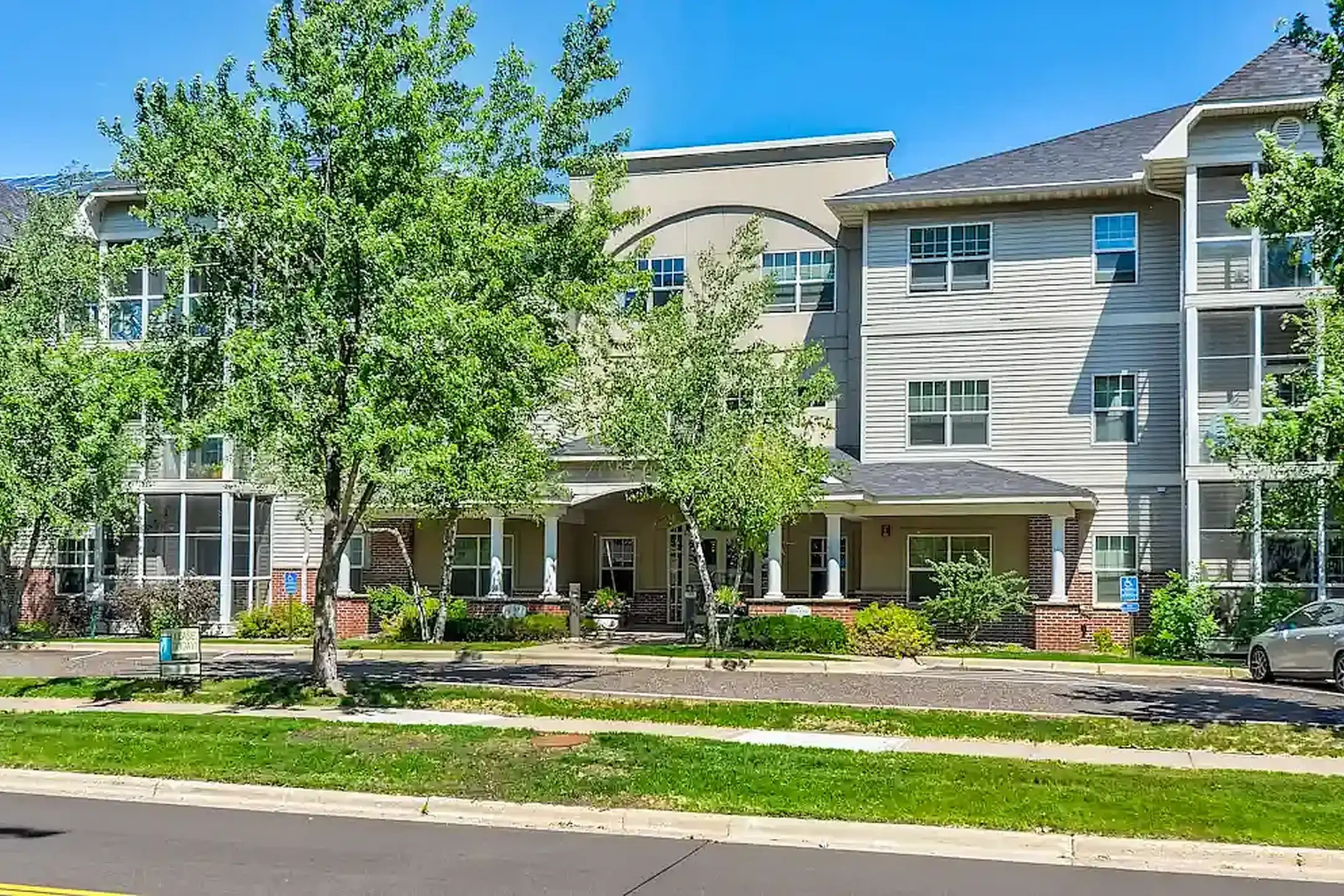 Birch Glen - Maplewood, MN 55109 | ApartmentGuide.com