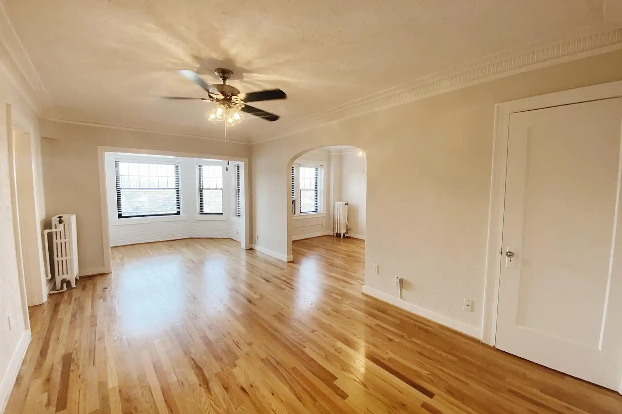 Carlyle Apartments - Kansas City, MO 64112 | ApartmentGuide.com