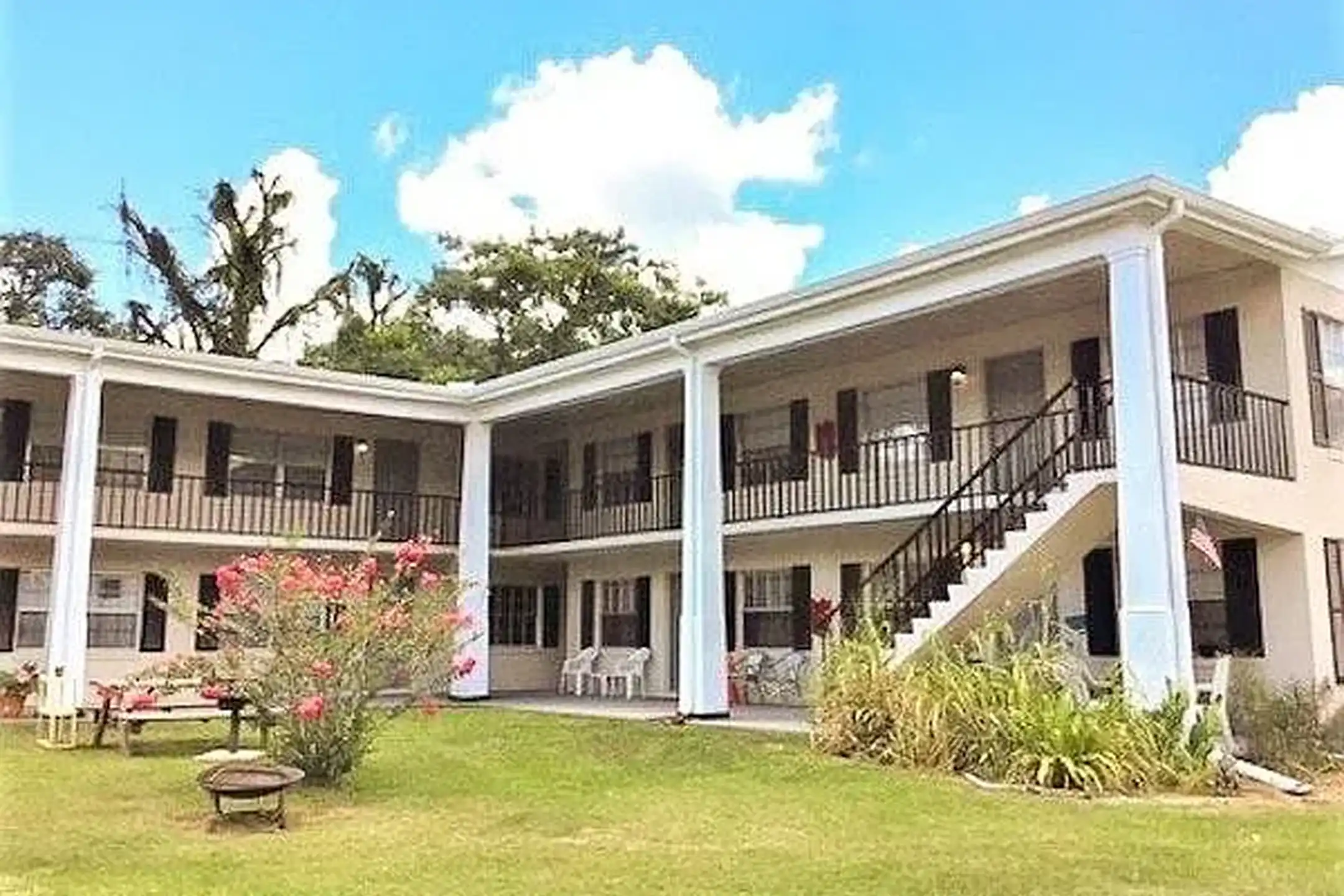 Carriage House Apts - Deland, FL 32720 | ApartmentGuide.com