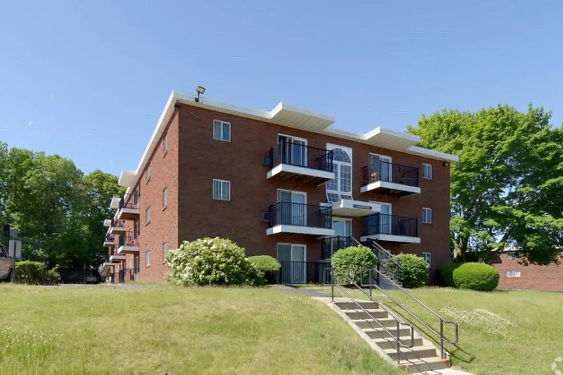 Highland House Apartments - Randolph, MA 02368 | ApartmentGuide.com