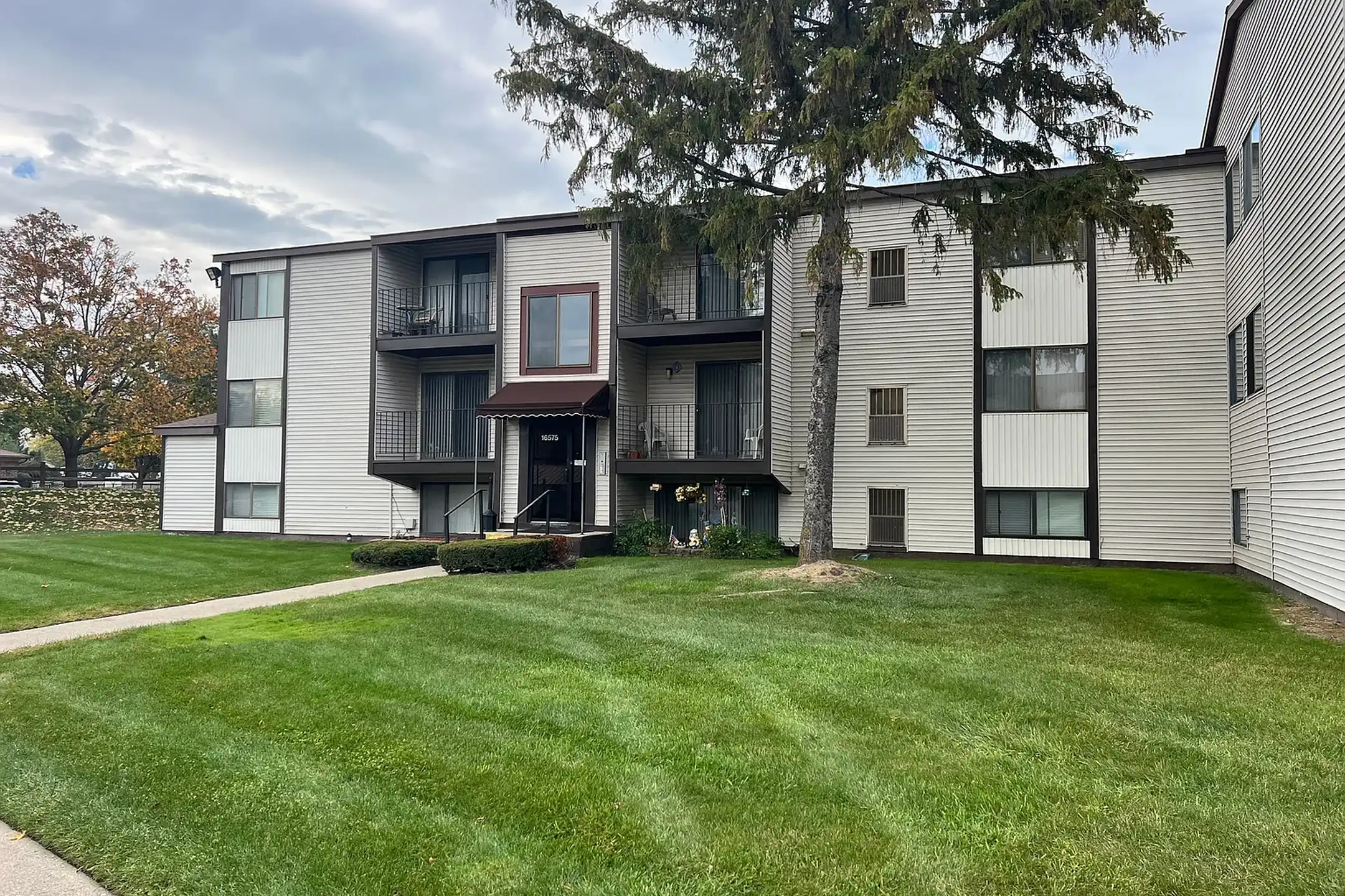 Washington Place Apartments - Clinton Township, MI 48035 ...