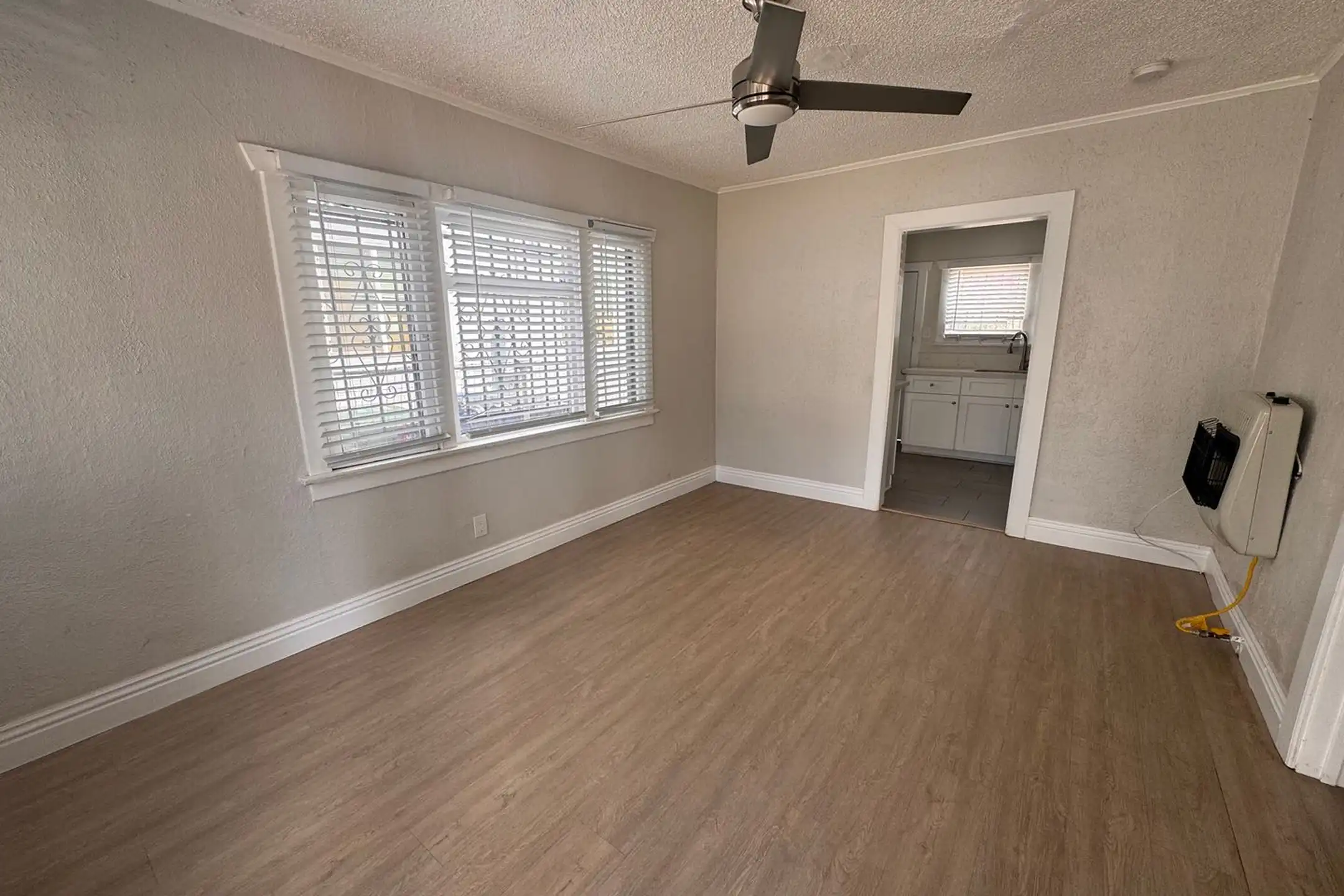 4216 Woodlawn Ave unit 4216 1/2 - Los Angeles, CA 90011 ...