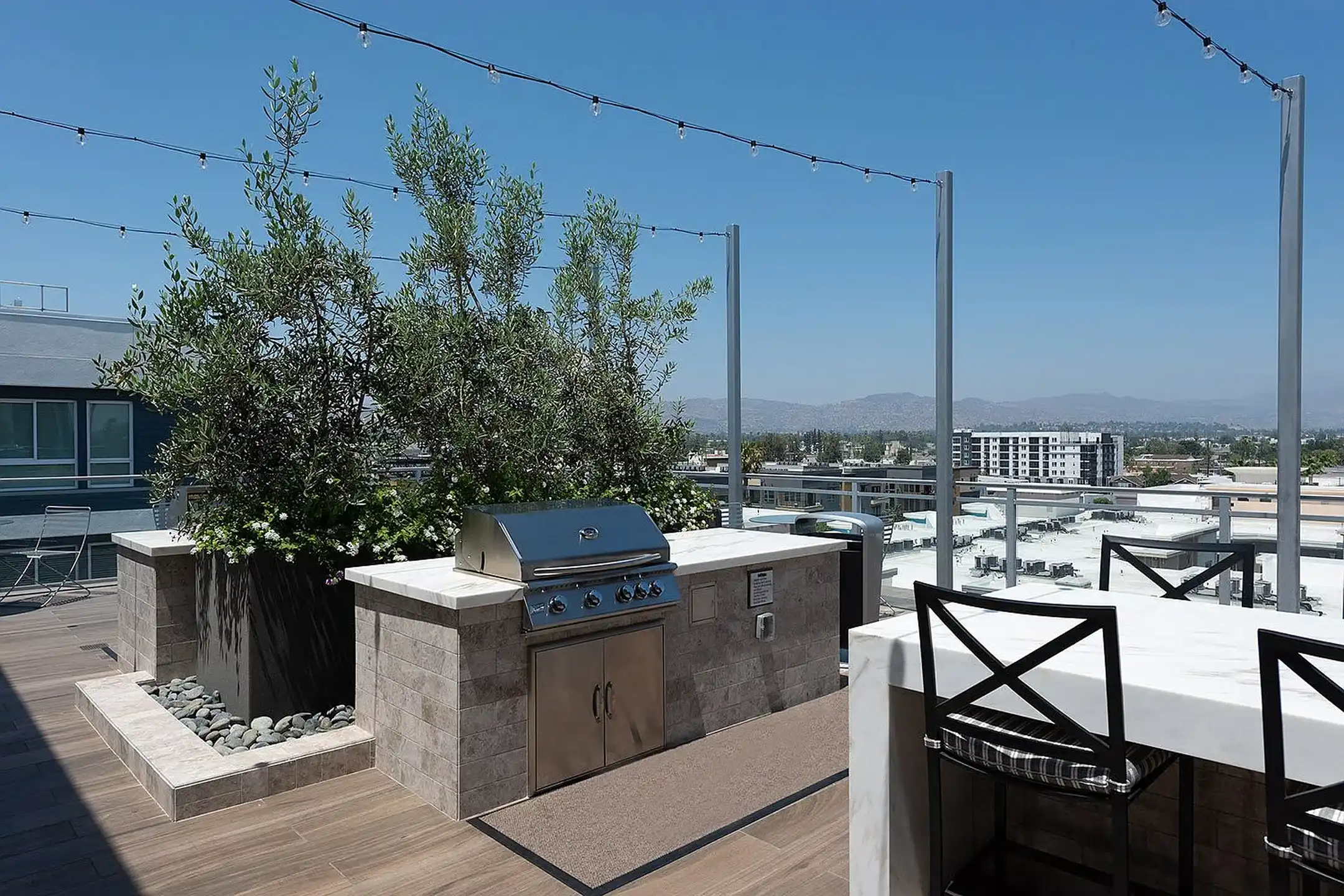 Bell Warner Center - Canoga Park, CA 91303 | ApartmentGuide.com