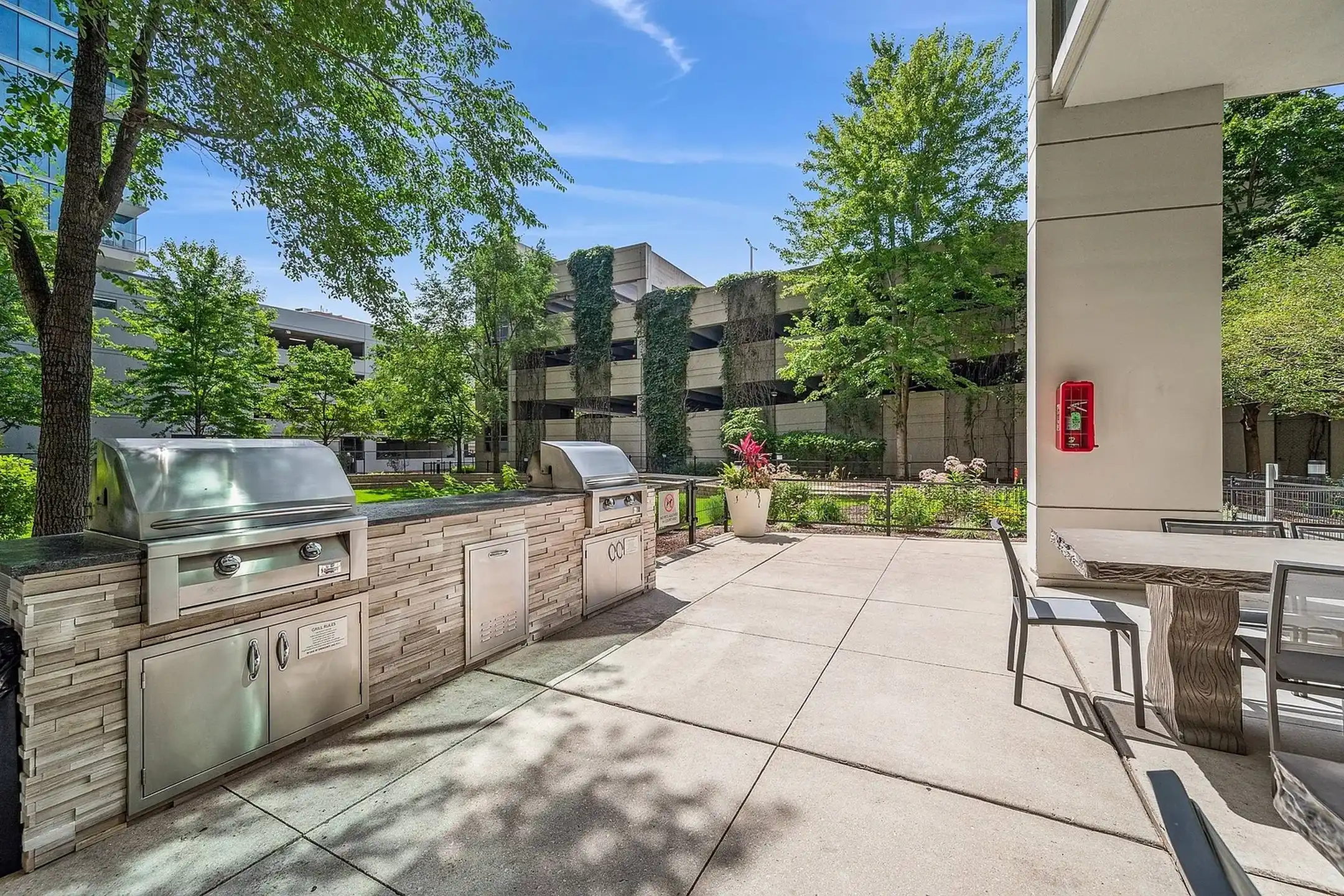 AMLI 900 - Chicago, IL 60605 | ApartmentGuide.com