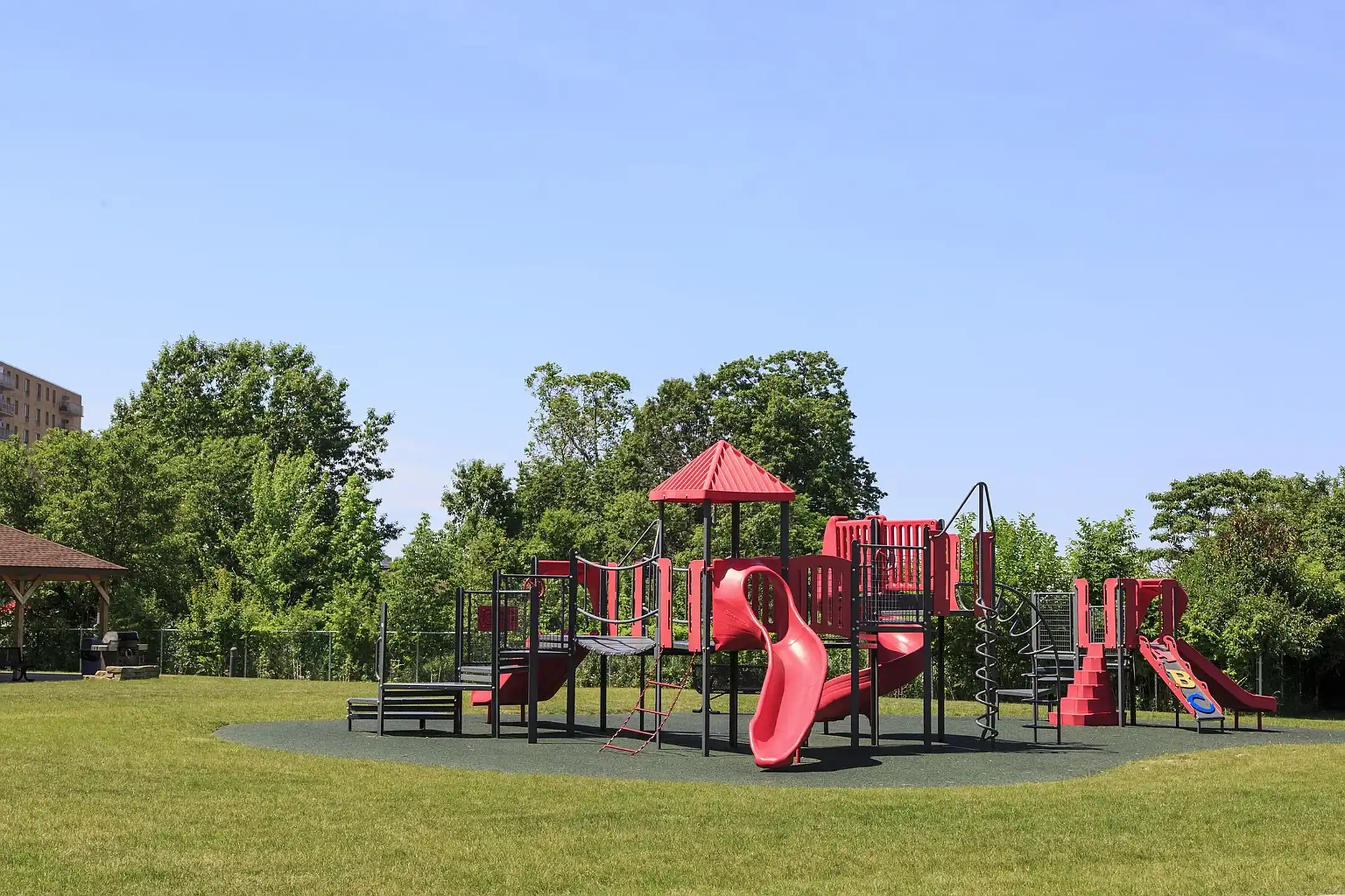 Hummingbird Pointe & The Gardens - Parma, OH 44129 | ApartmentGuide.com