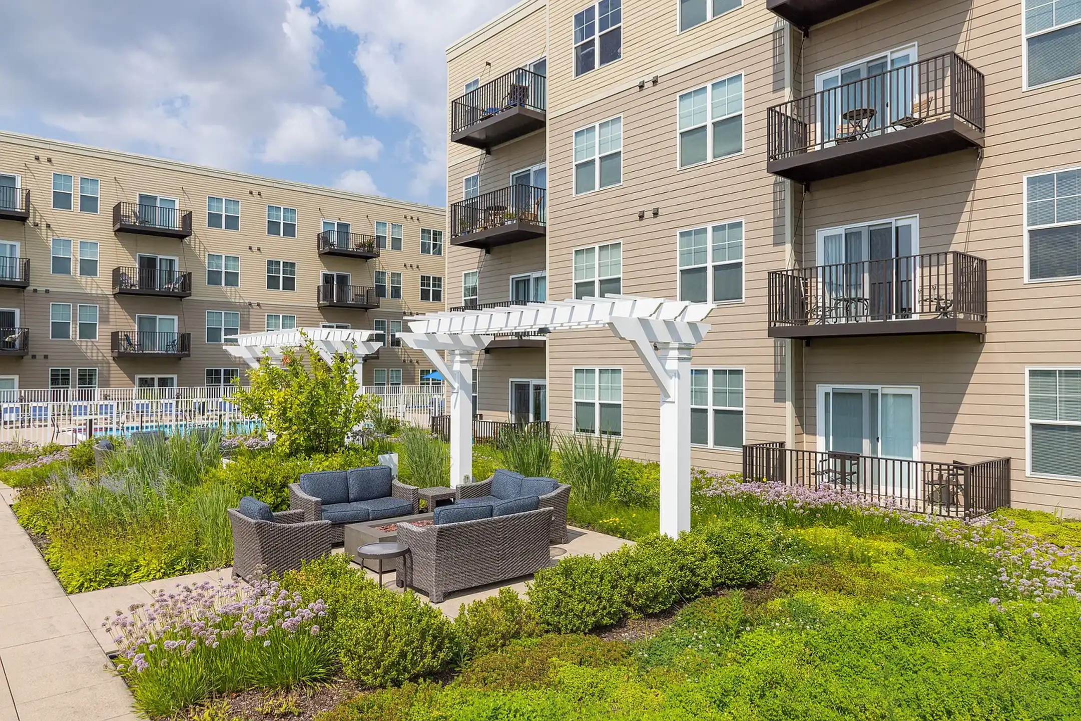Elmhurst 255 - Elmhurst, IL 60126 | ApartmentGuide.com