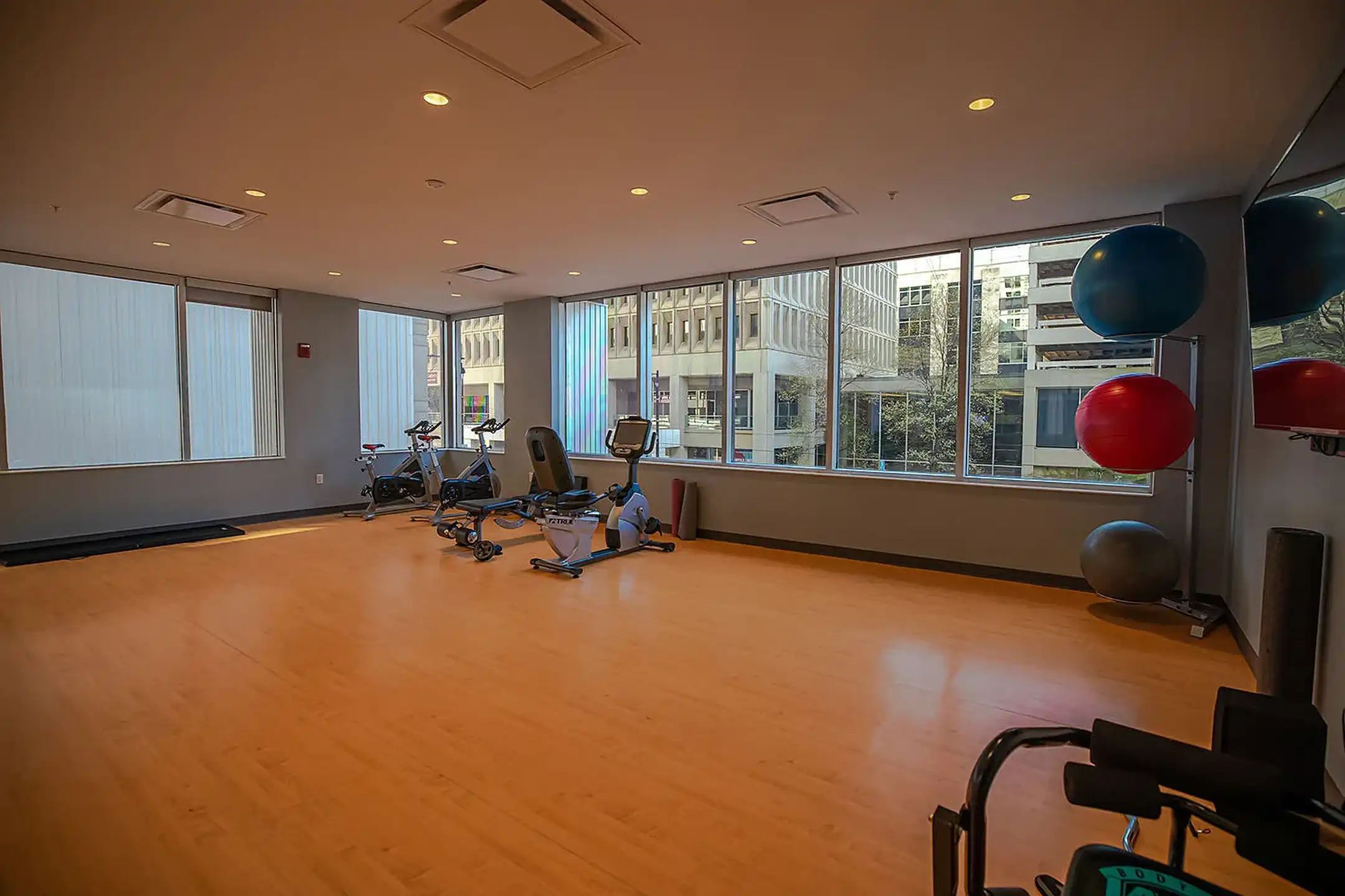 Commerce Tower - Kansas City, MO 64105 | ApartmentGuide.com