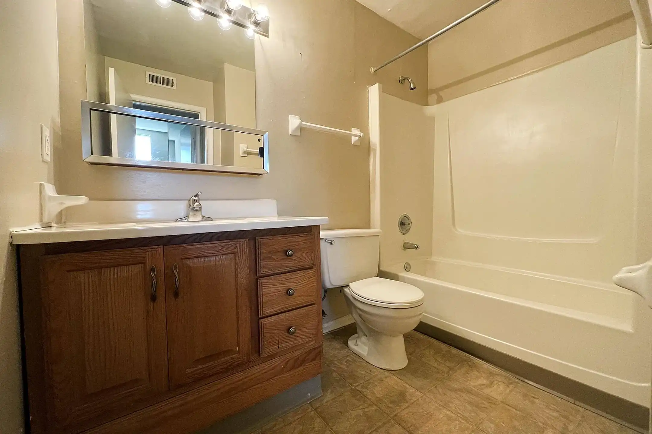 Crown Ridge Apartments - Franklin, OH 45005 | ApartmentGuide.com