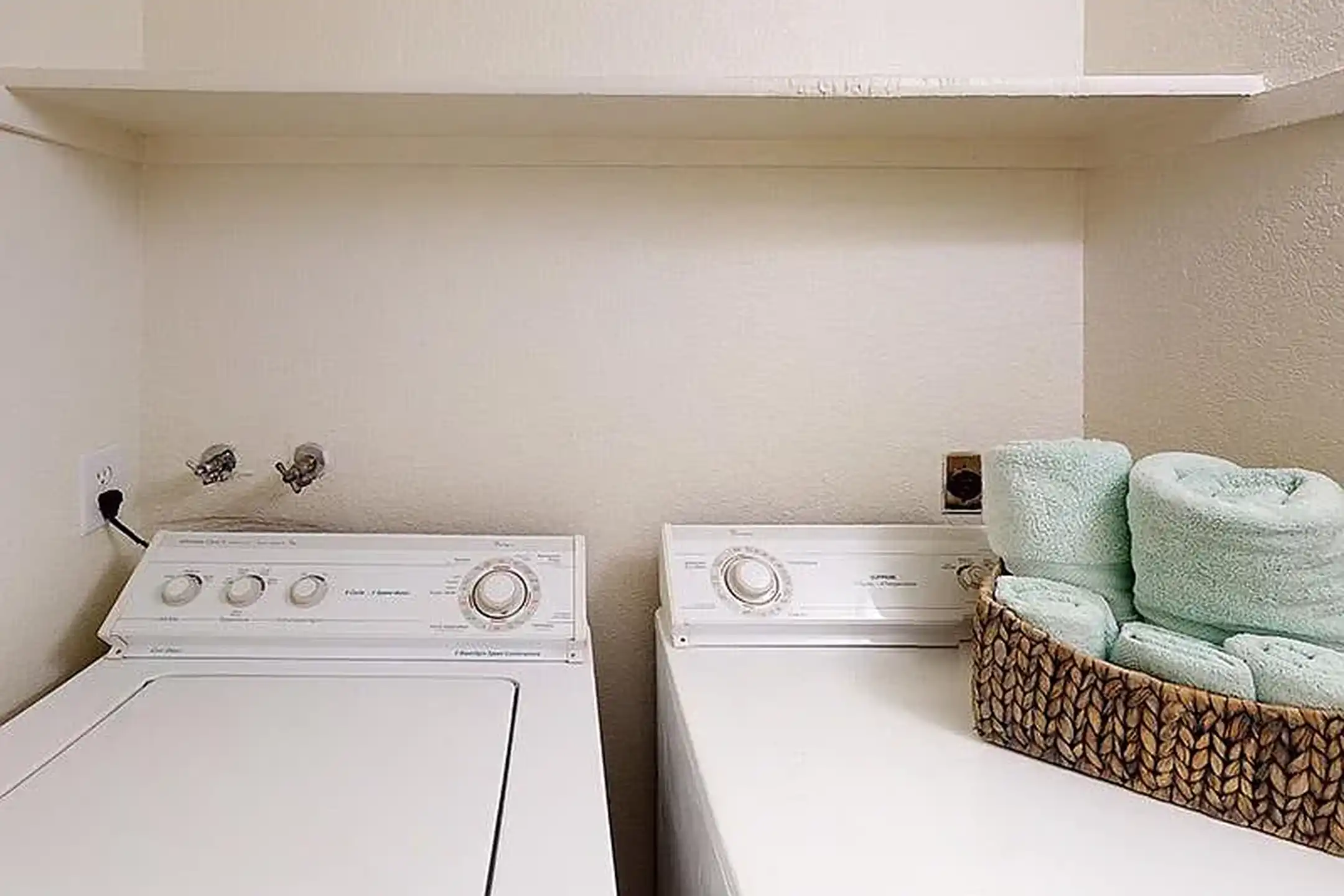 Falcon Glen Apartments - Mesa, AZ 85205 | ApartmentGuide.com