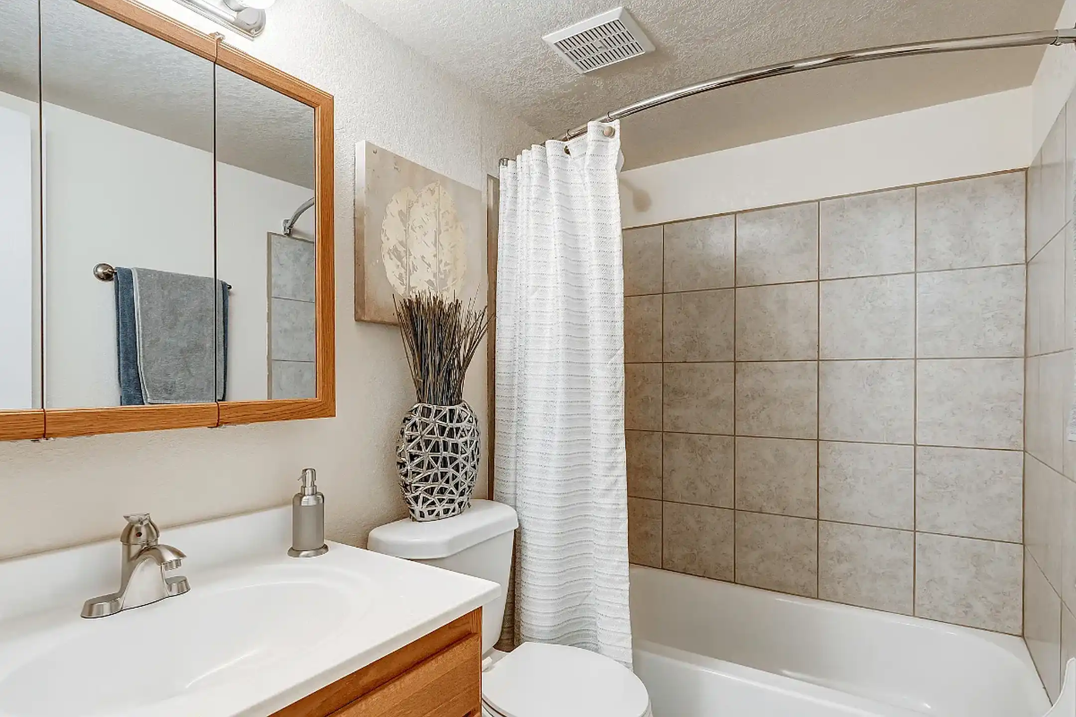 Aurora Meadows - Aurora, CO 80011 | ApartmentGuide.com