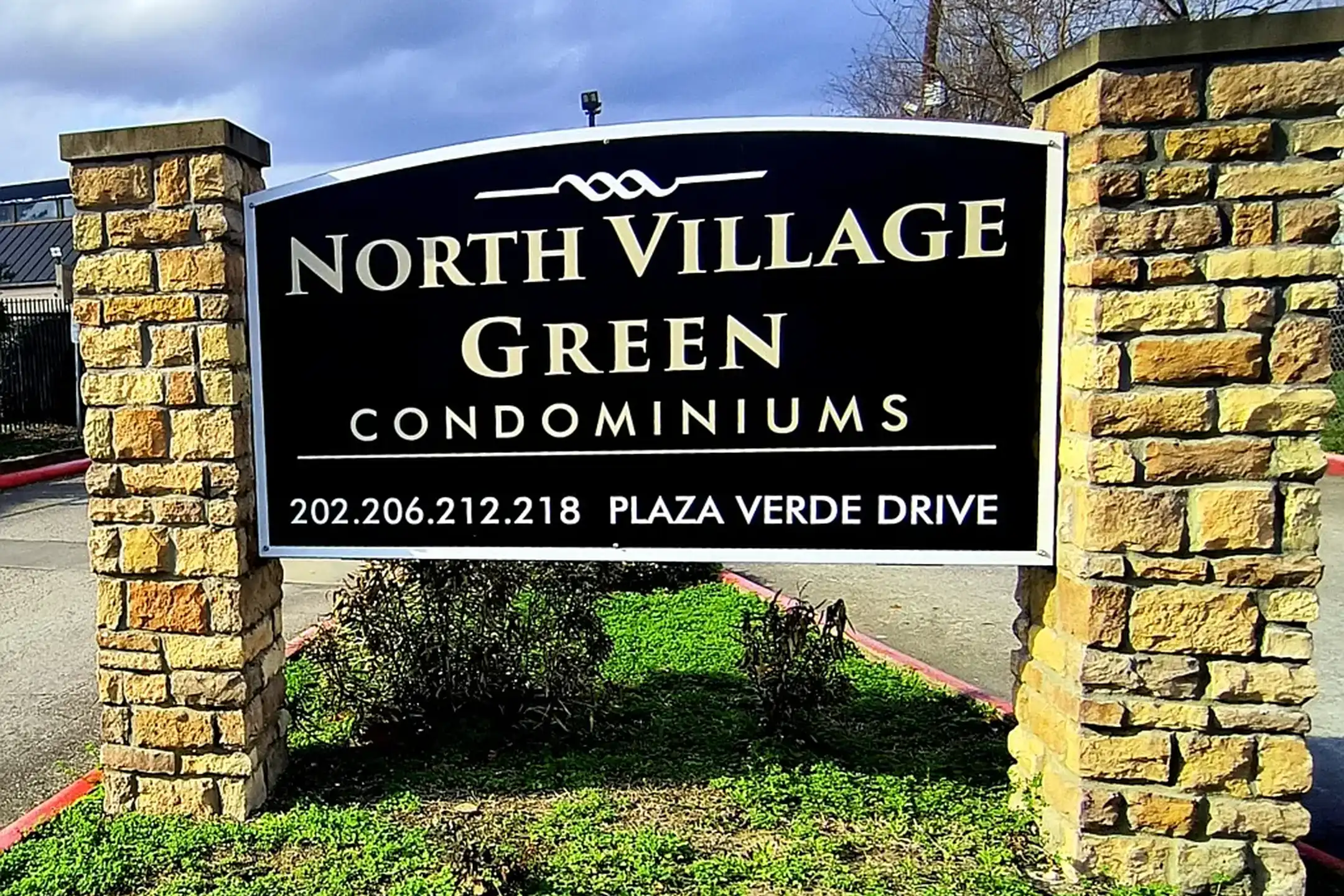 PLAZA VERDE CONDOS - Houston, TX 77038 | ApartmentGuide.com