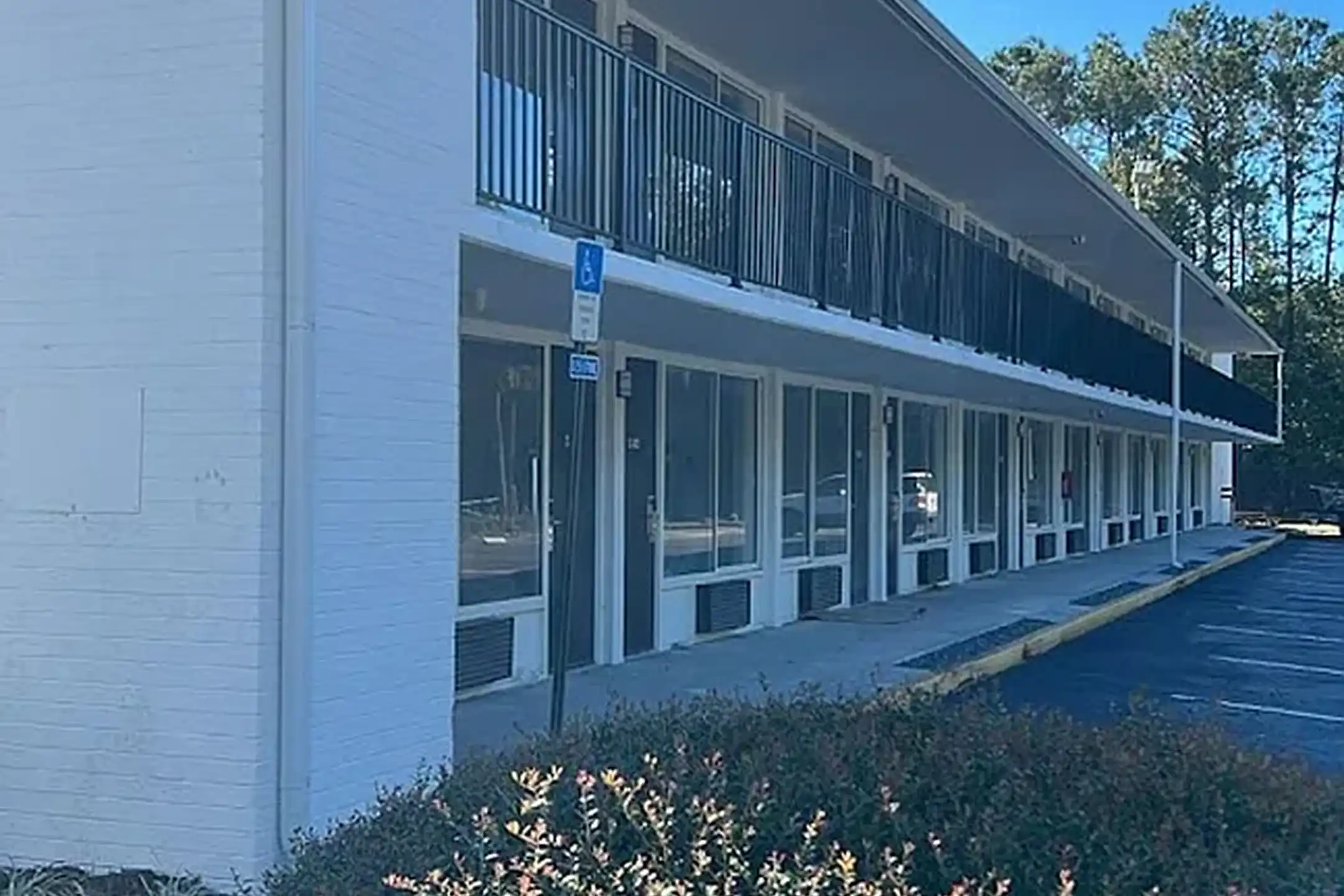 Breakwater Studios - Jacksonville, FL 32218 | ApartmentGuide.com