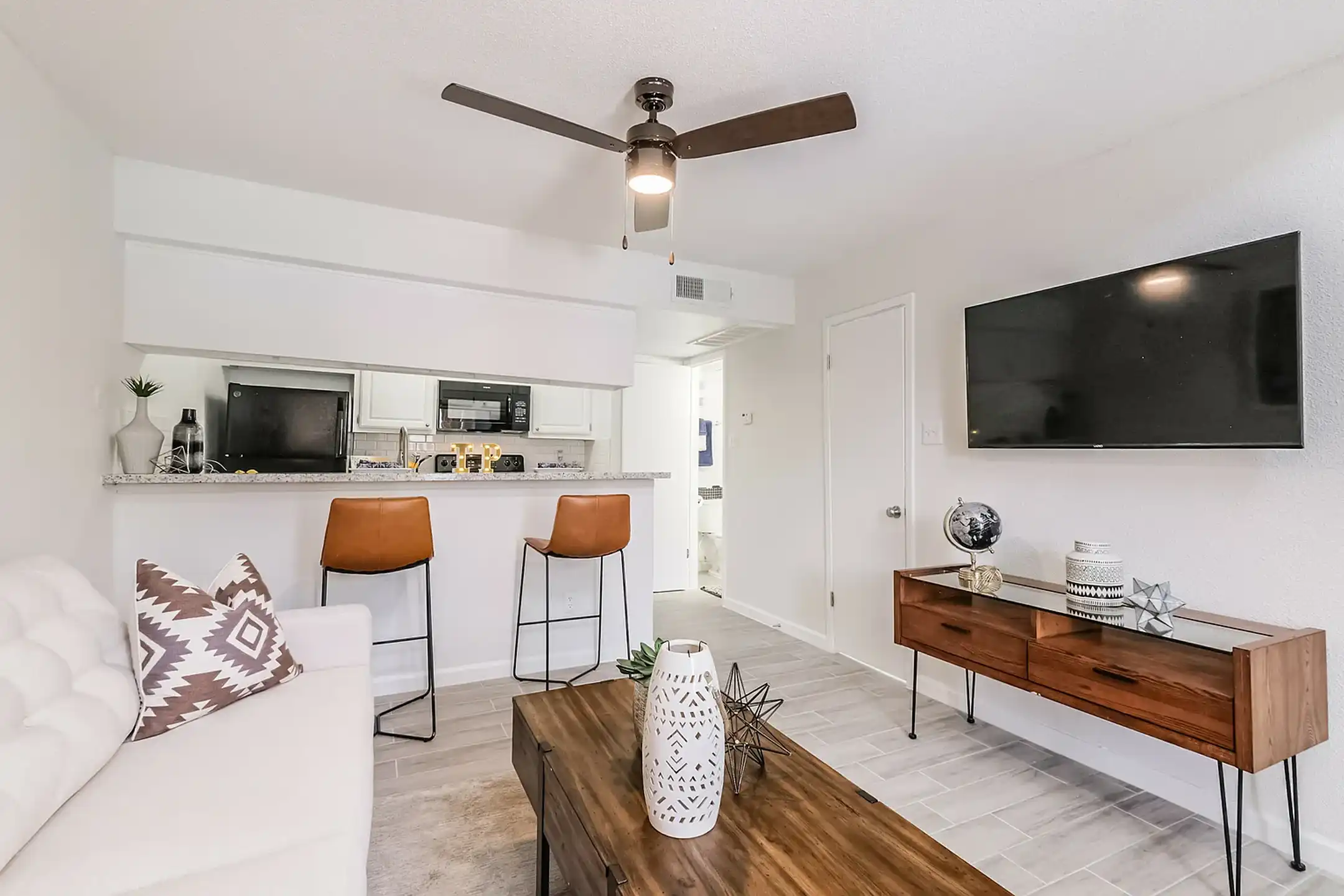 Turtle Pointe Apartments - Houston, TX 77063 | ApartmentGuide.com