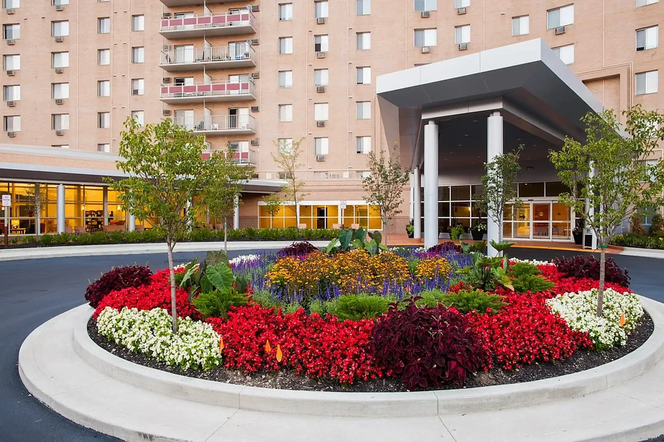 Hummingbird Pointe & The Gardens - Parma, OH 44129 | ApartmentGuide.com