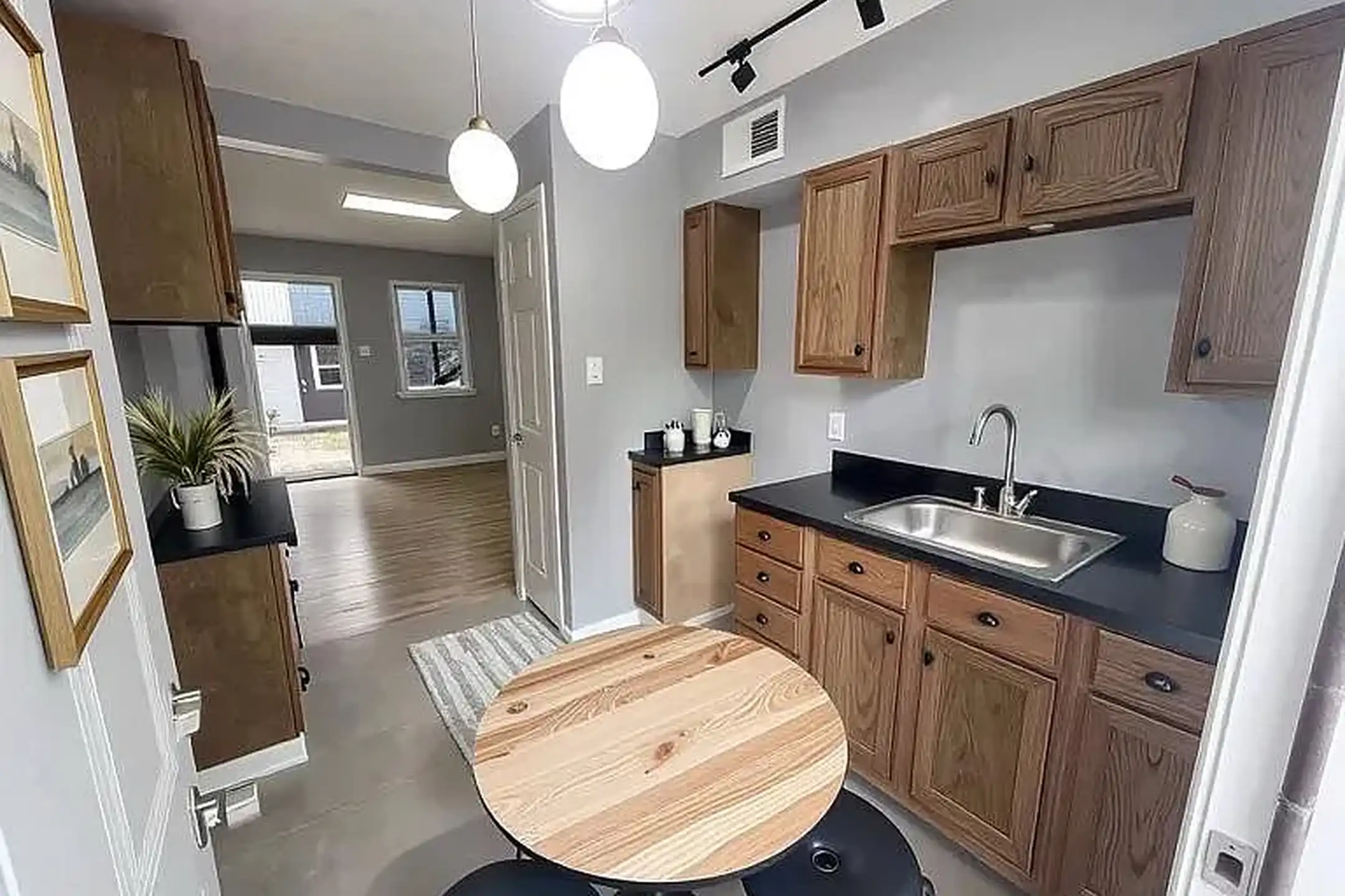 1297 Willie Mitchell Blvd - Memphis, TN 38106 | ApartmentGuide.com