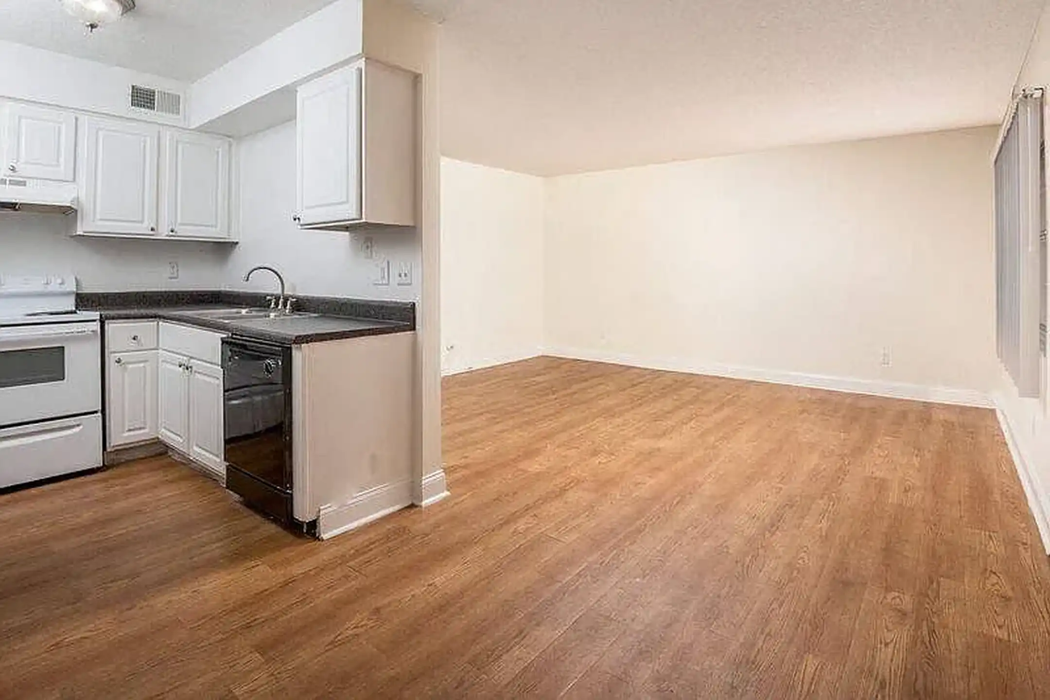 Oak Manor Apartment Homes - Tampa, FL 33617 | ApartmentGuide.com