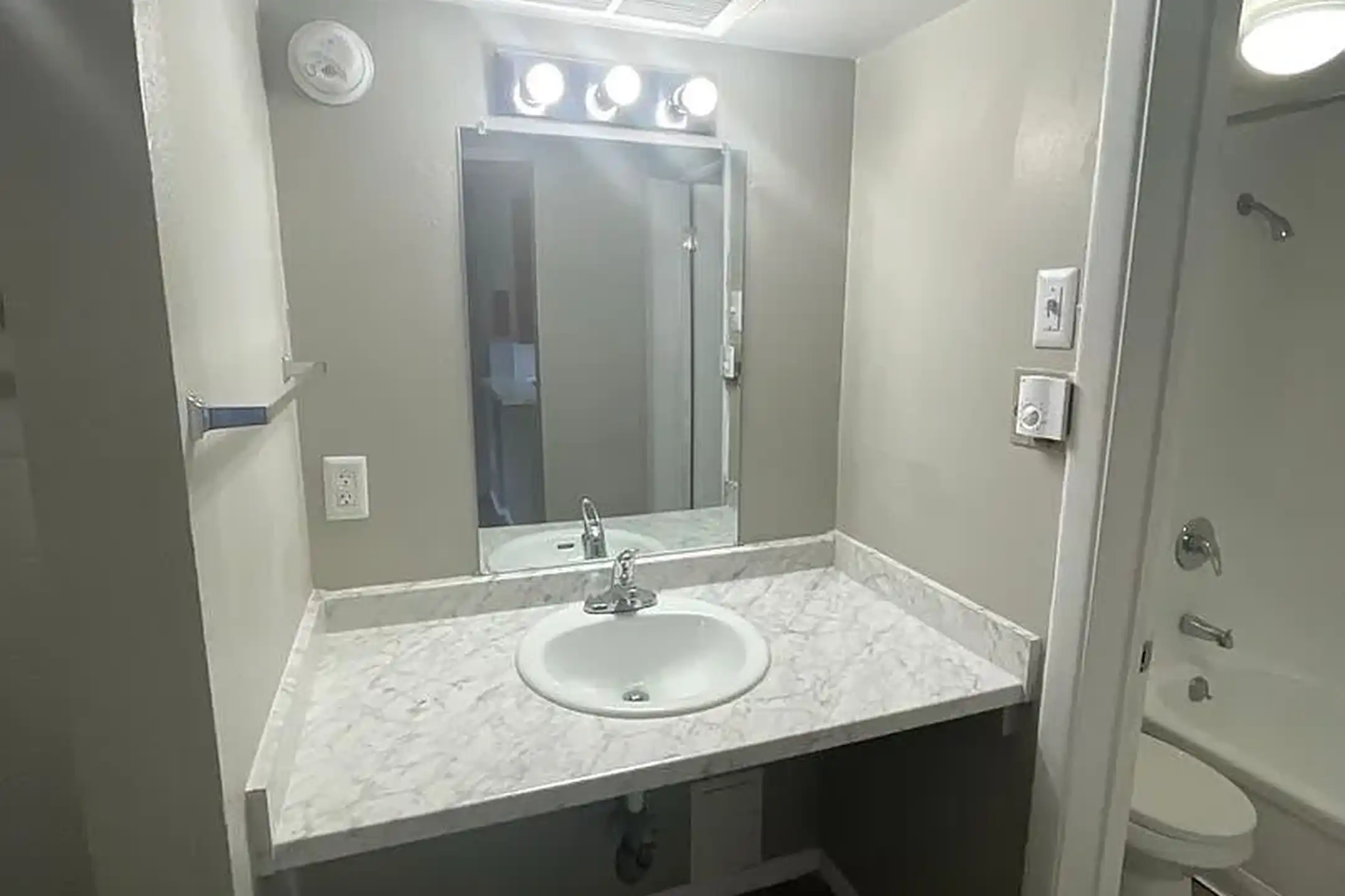 The Villas @ Uptown - Albuquerque, NM 87110 | ApartmentGuide.com